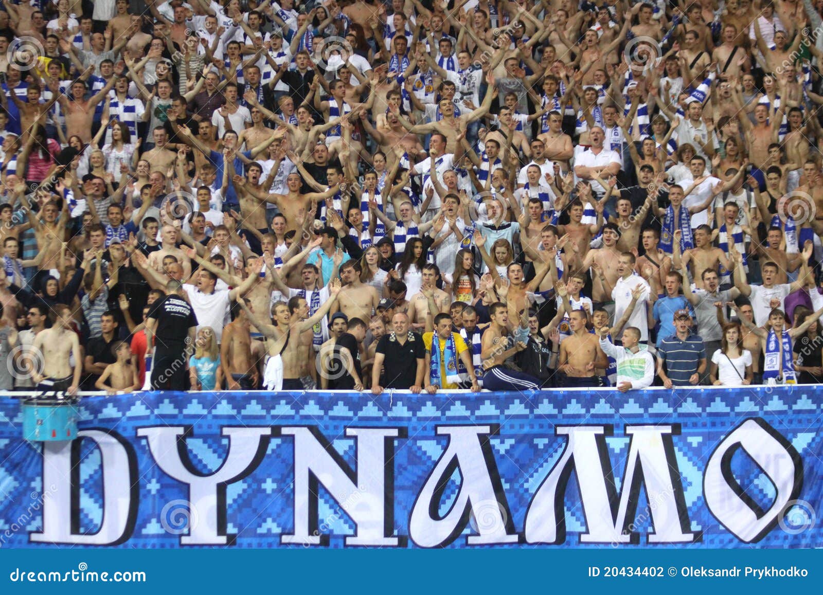 FC Dynamo Kyiv supporters editorial photography. Image of heads - 20434402