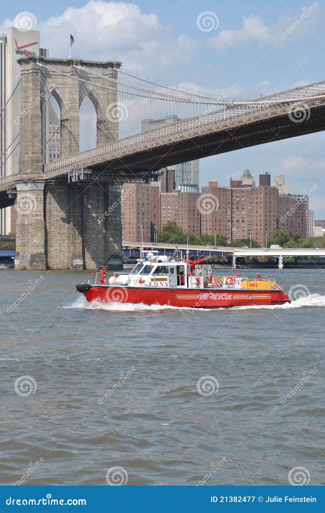FDNY Fire Rescue Boat editorial photography. Image of urban - 21382477