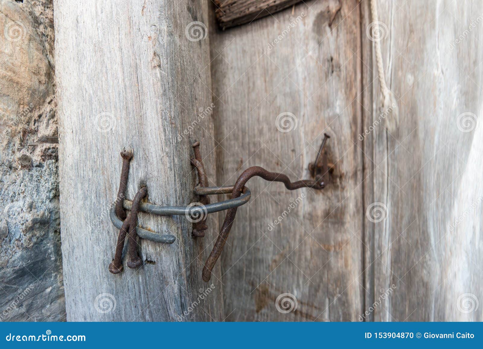 Fechando Uma Porta De Madeira Foto de Stock - Imagem de ferro, nana ...