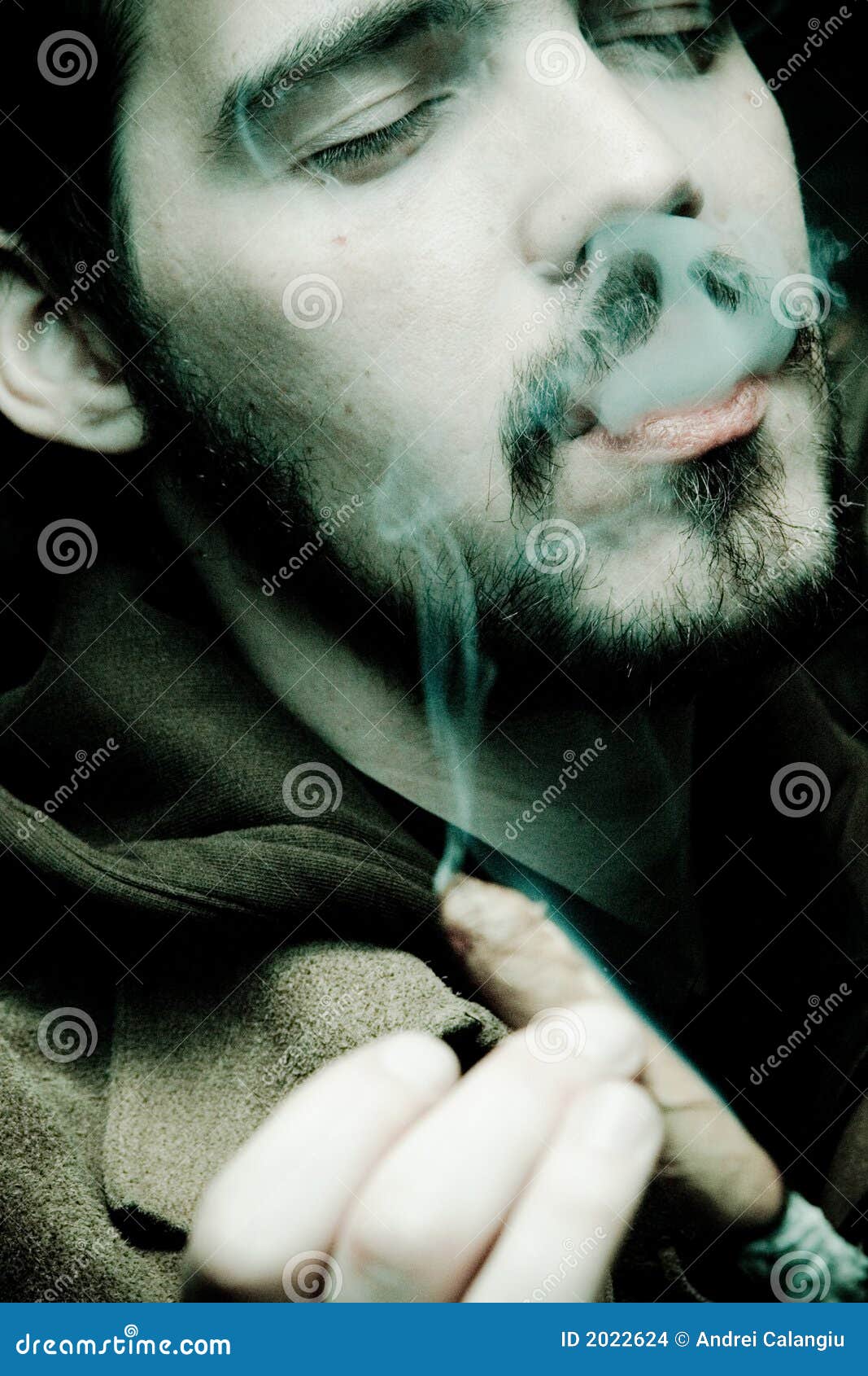 Feche Acima De Um Fumo Do Homem Foto de Stock - Imagem de inalar ...