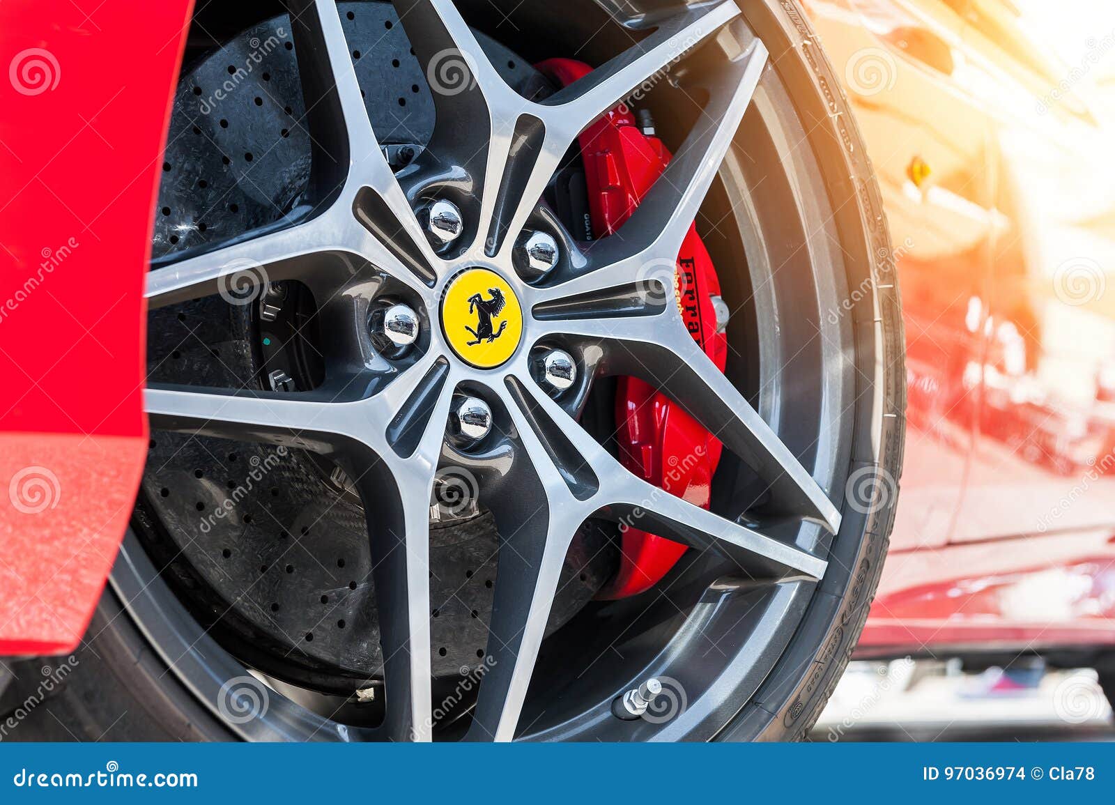 Feche Acima De Um Sistema Da Roda E De Freio De Ferrari Imagem de Stock ...