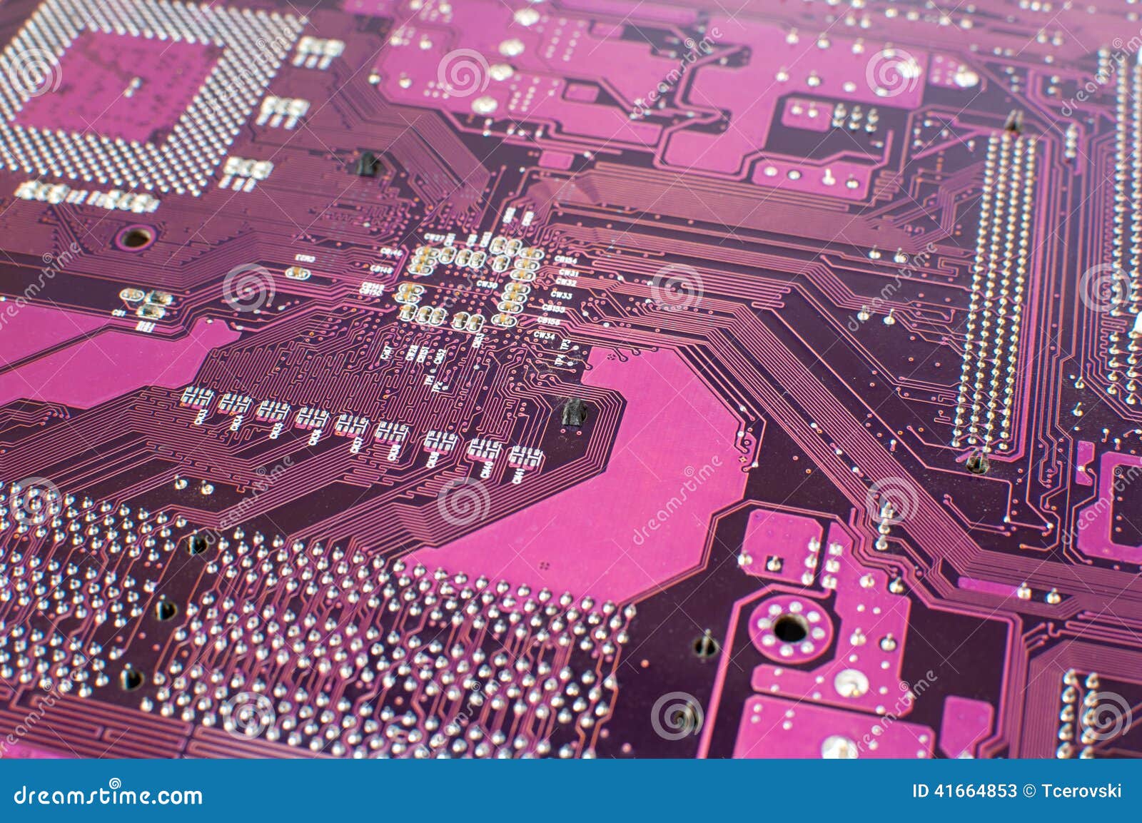 Feche Acima De Uma Placa De Circuito Roxa Impressa Do Computador Imagem ...