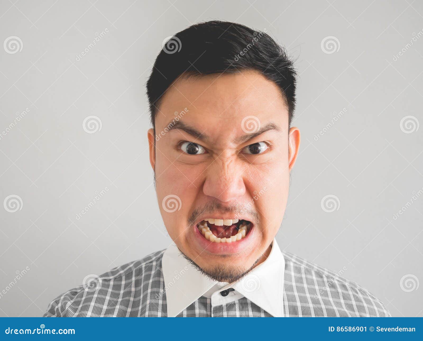 Feche Acima Do Headshot Do Homem Irritado Da Cara Imagem de Stock ...