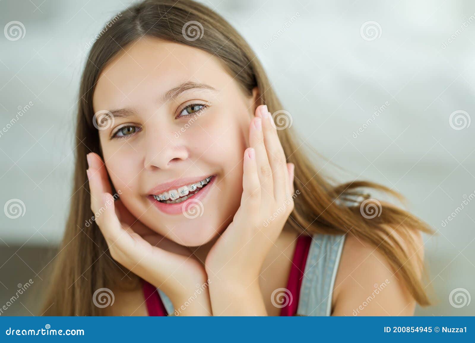 Feche O Retrato De Adolescente Sorridente Mostrando Bracesisolado