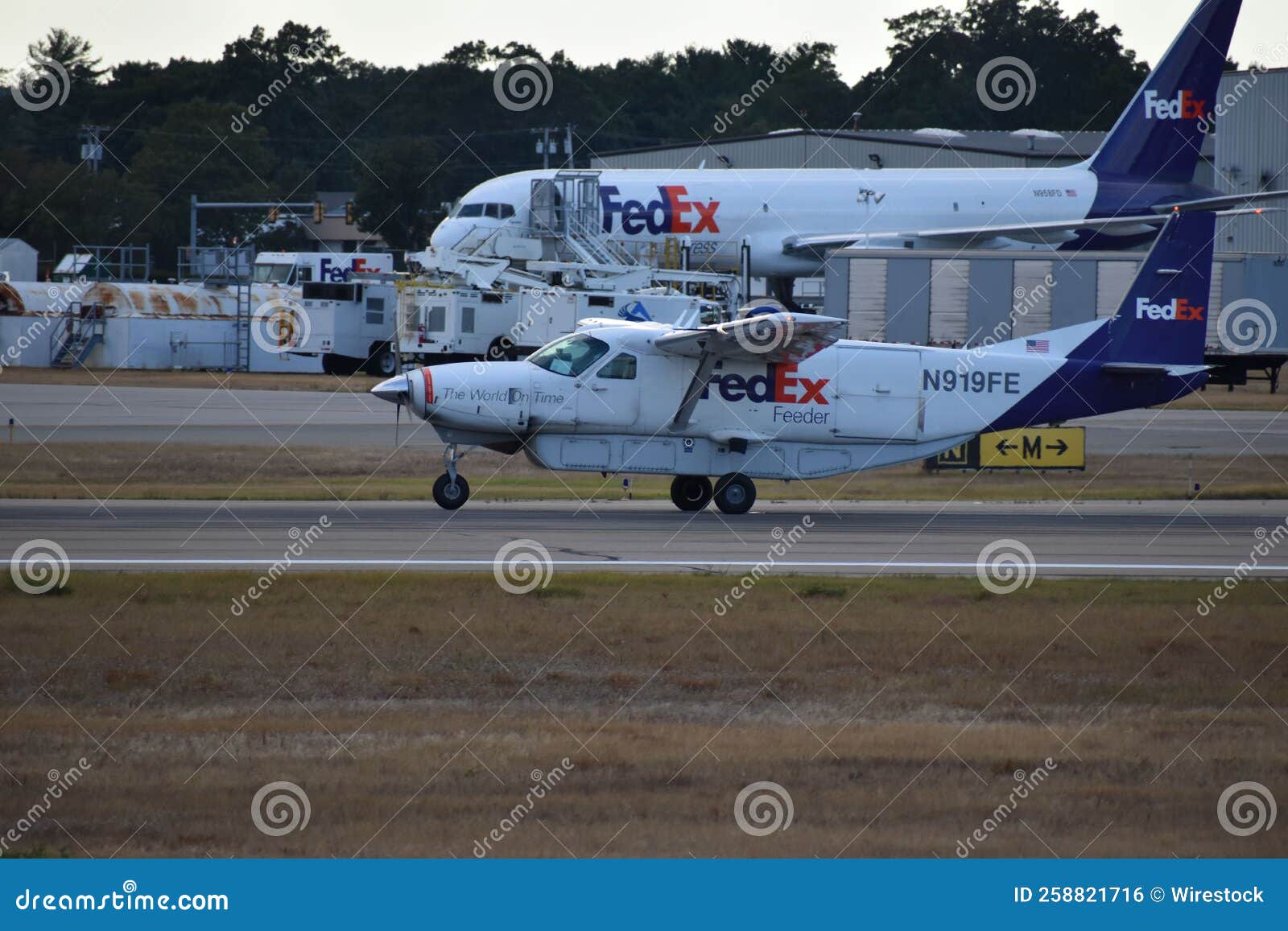 FED EX C208 landing at PVD editorial photo. Image of providence - 258821716