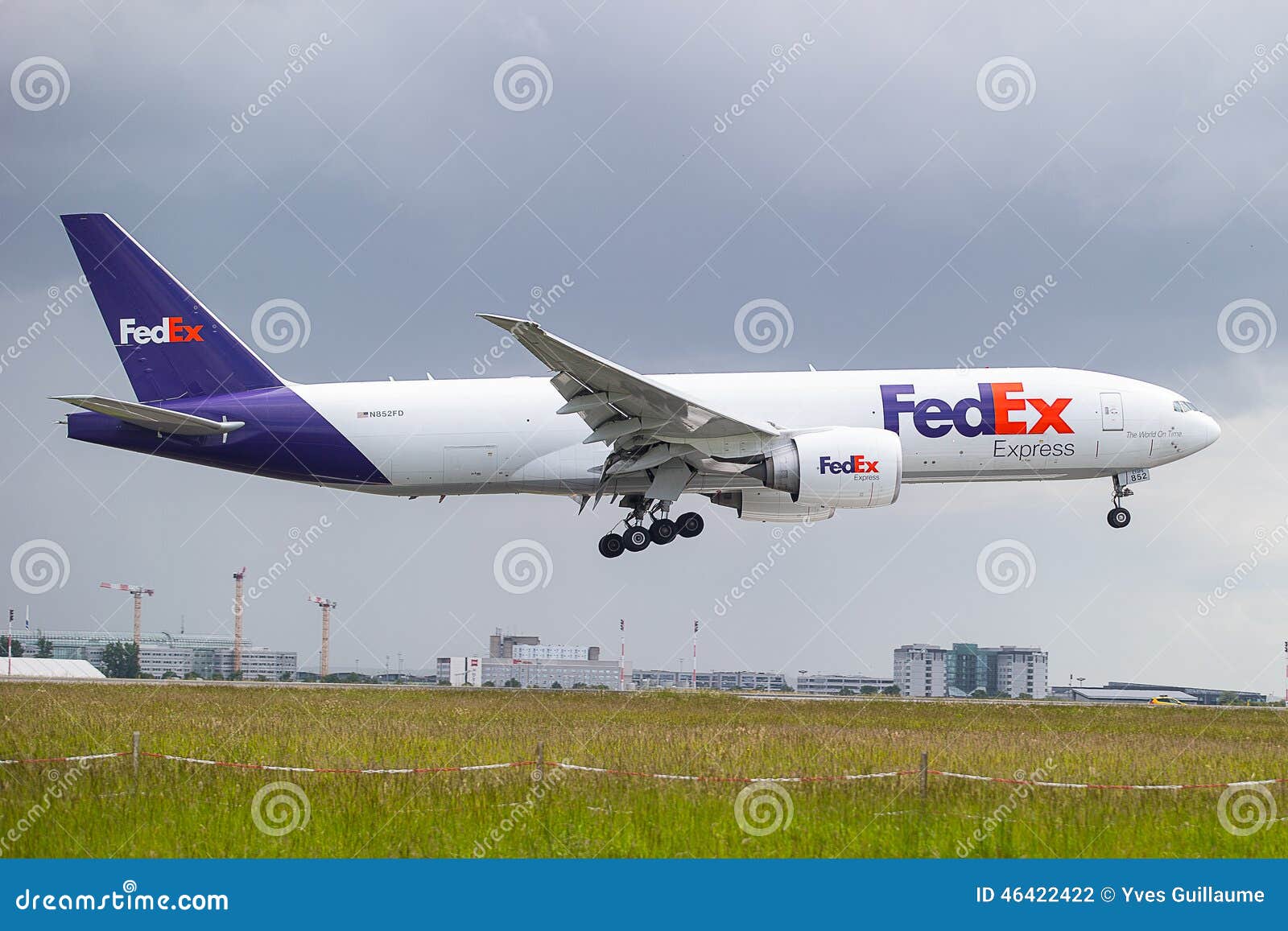 Fedex Plane Landing editorial photography. Image of gear - 46422422