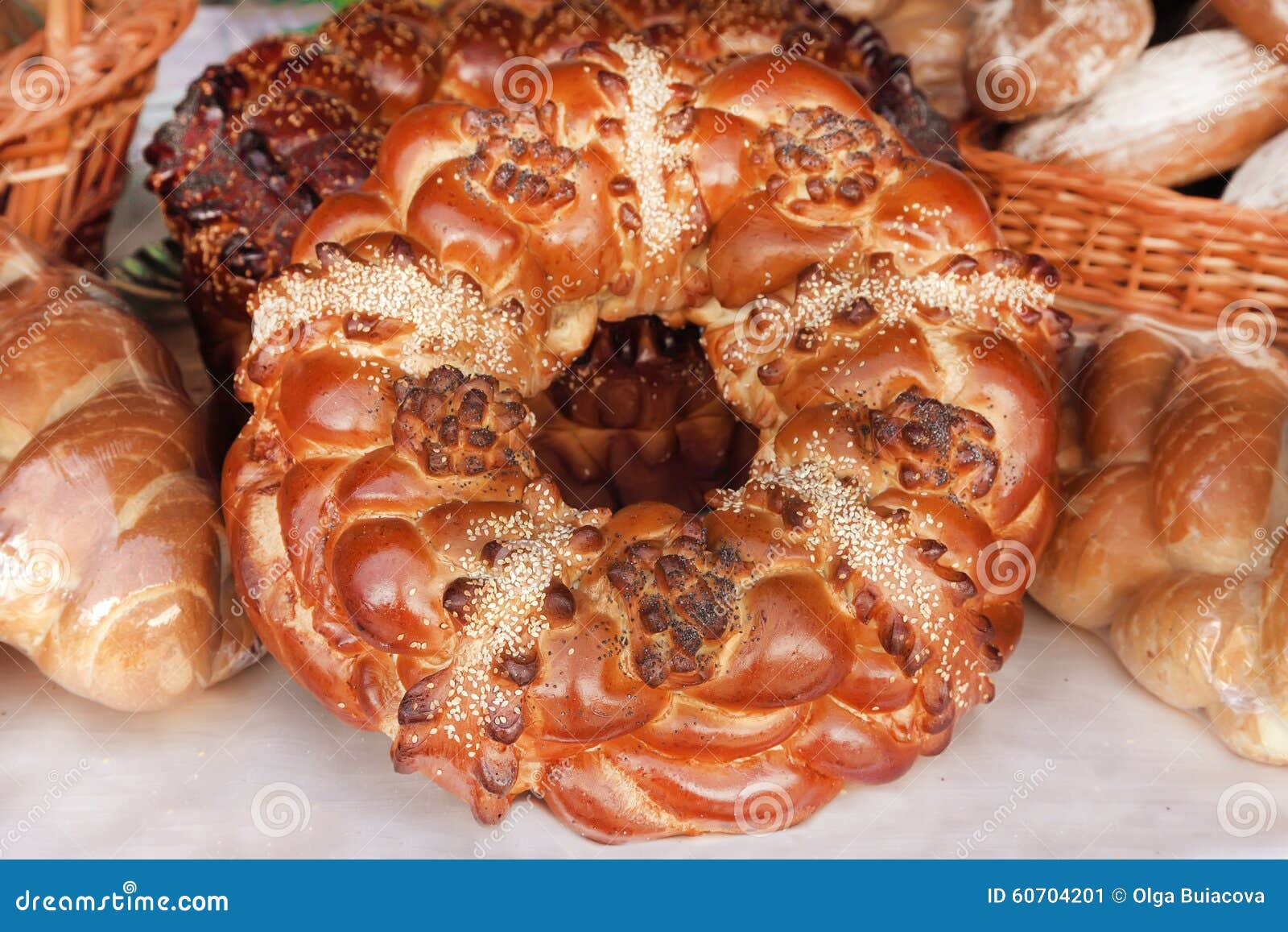 Feestelijk Rond Brood Van Vers Brood Stock Afbeelding - Image of zaden ...