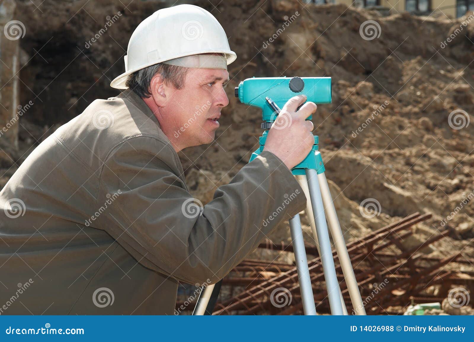 Feldmesser an Der Bauarbeit Stockfoto - Bild von kontrolle, prüfung ...