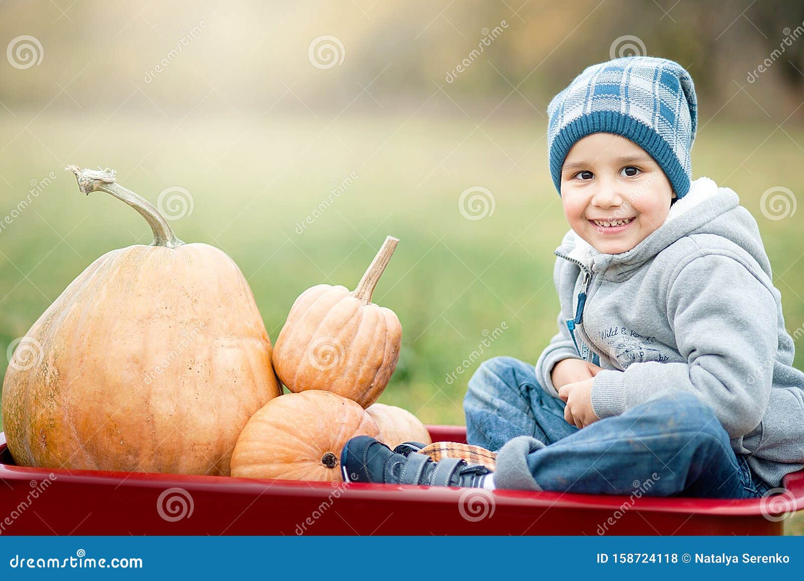 Felice Bimbo Sulla Zucca Di Zucca Il Freddo Autunno, Con Un Sacco Di ... Felice Bimbo Sulla Zucca Di Zucca Il Freddo Autunno, Con Un Sacco Di ...