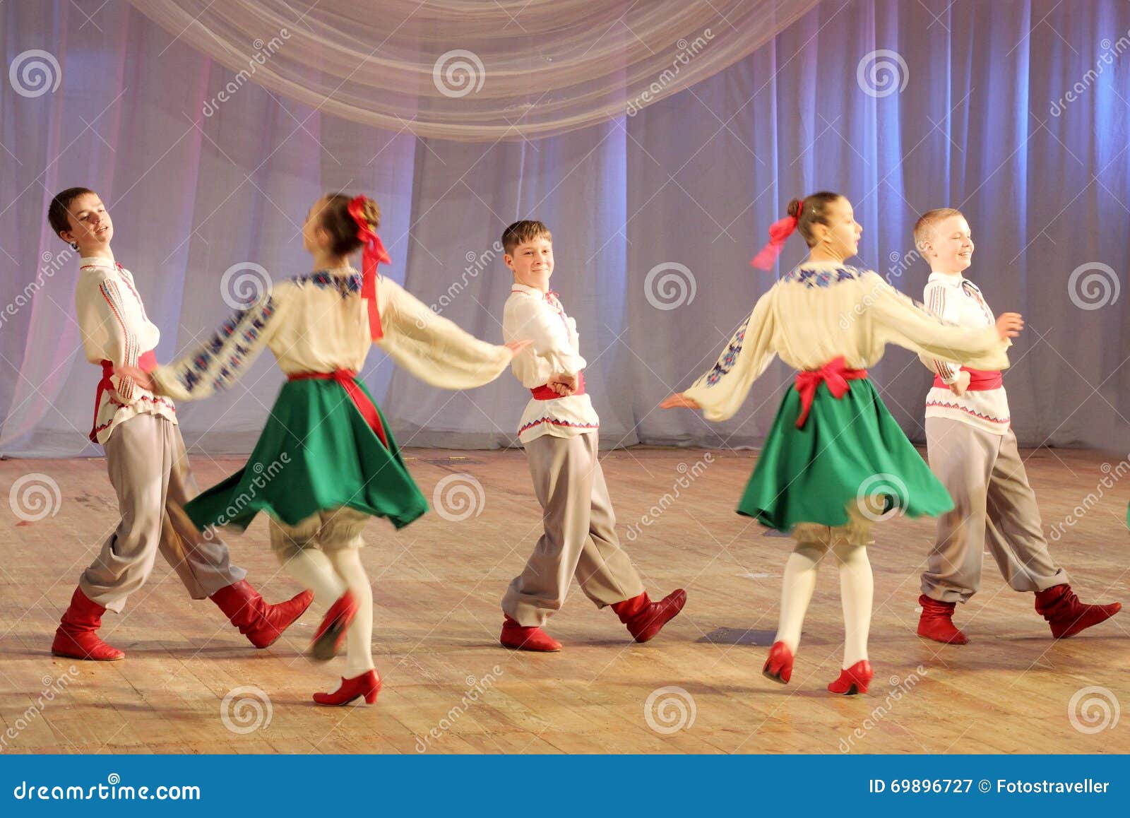 Felices danzas populares fotografía editorial. Imagen de personas ...