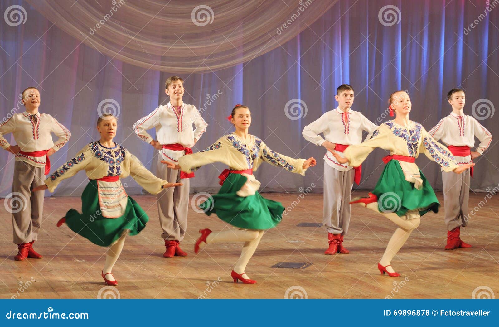 Felices danzas populares foto de archivo editorial. Imagen de festival ...