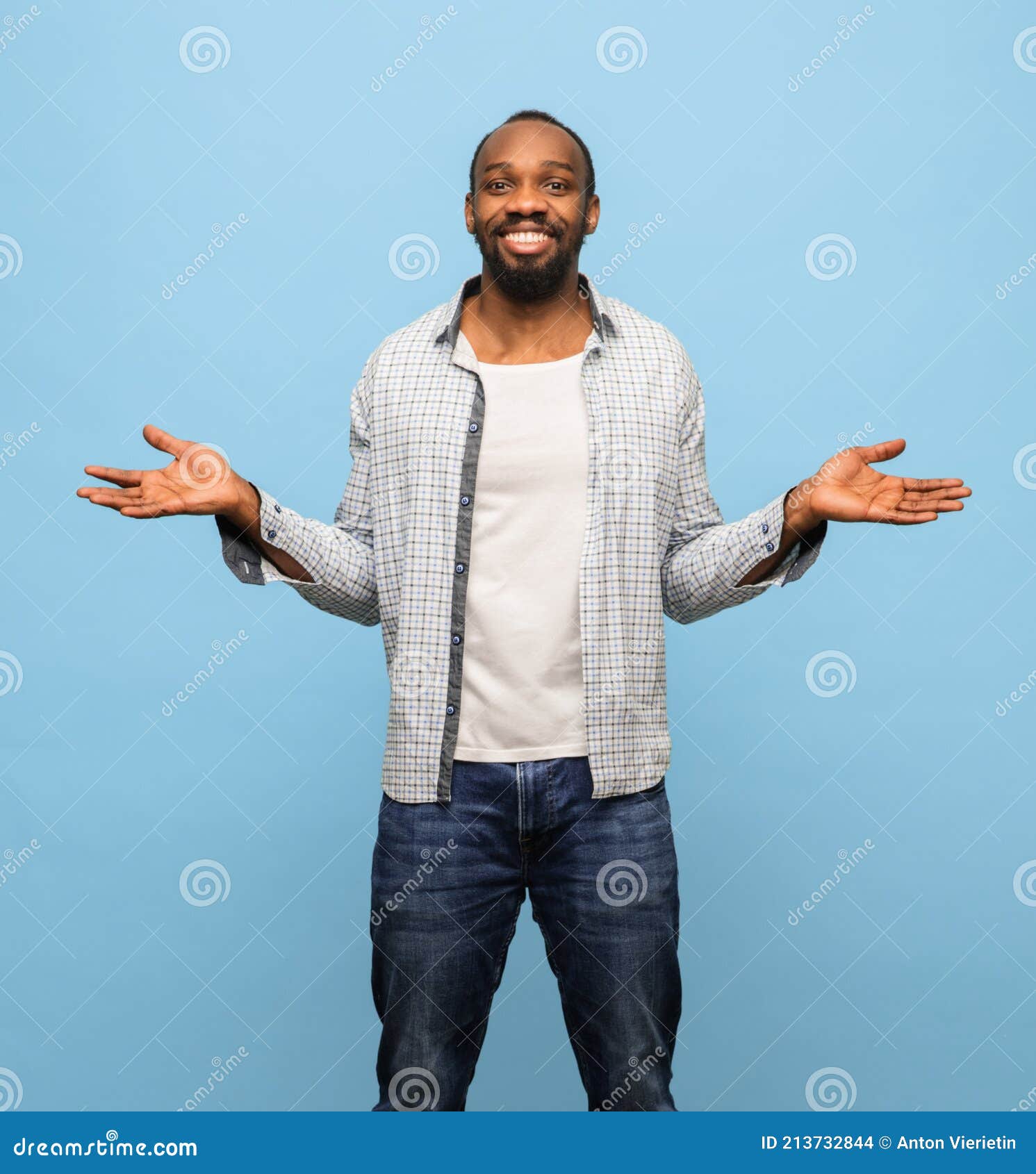 Feliz Africano Americano Hombre En Ropa Casual Aislado Sobre Fondo Azul ... Feliz Africano Americano Hombre En Ropa Casual Aislado Sobre Fondo Azul ...