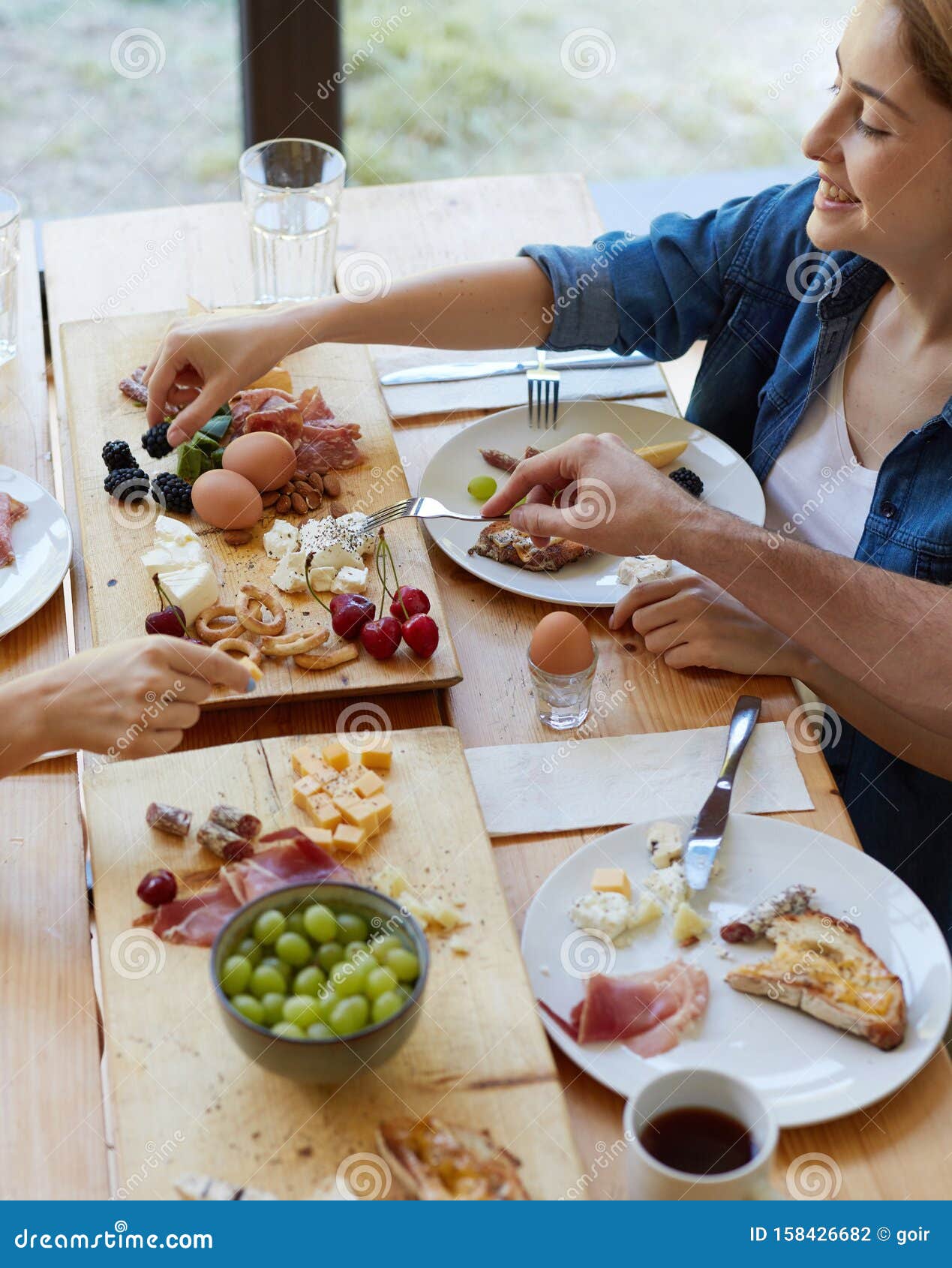 Feliz Amigo Comiendo Juntos Foto de archivo - Imagen de lifestyles ...
