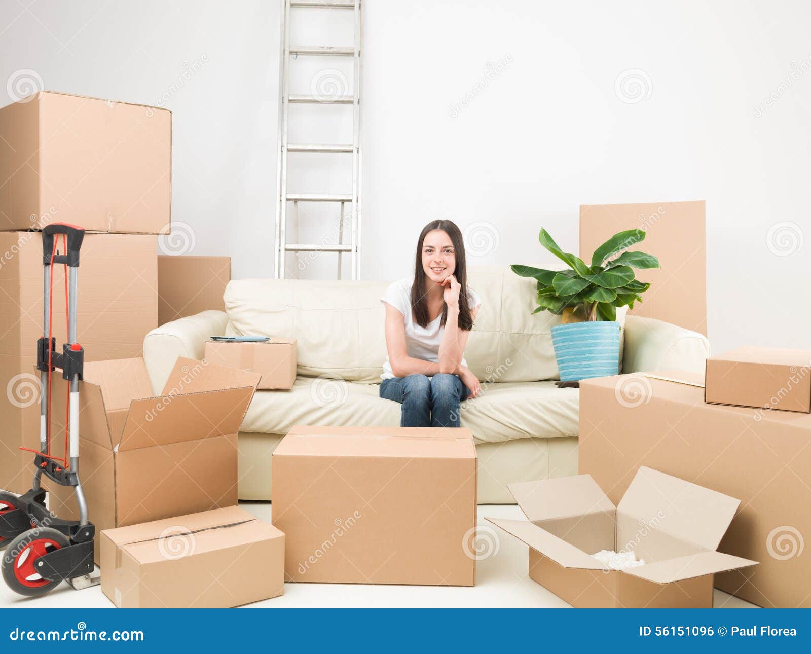 Feliz con mi nuevo hogar foto de archivo. Imagen de horizontal - 56151096