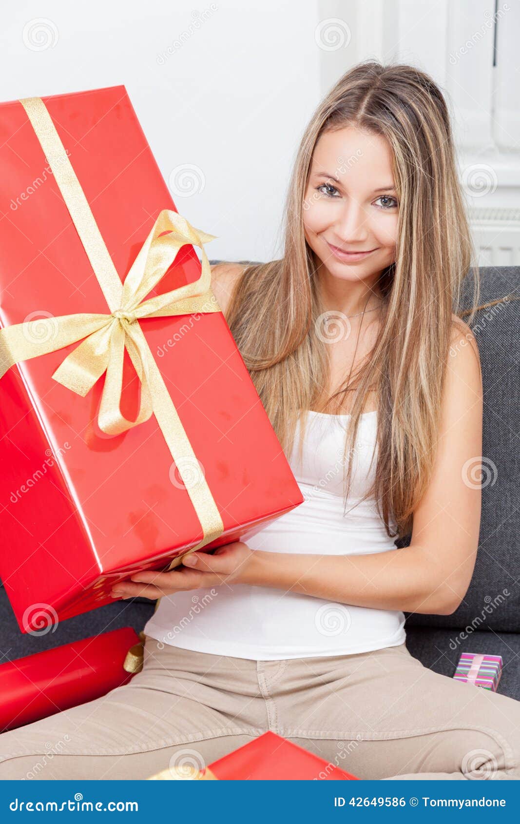 Feliz De Conseguir Ese Presente Perfecto Foto de archivo - Imagen de ...