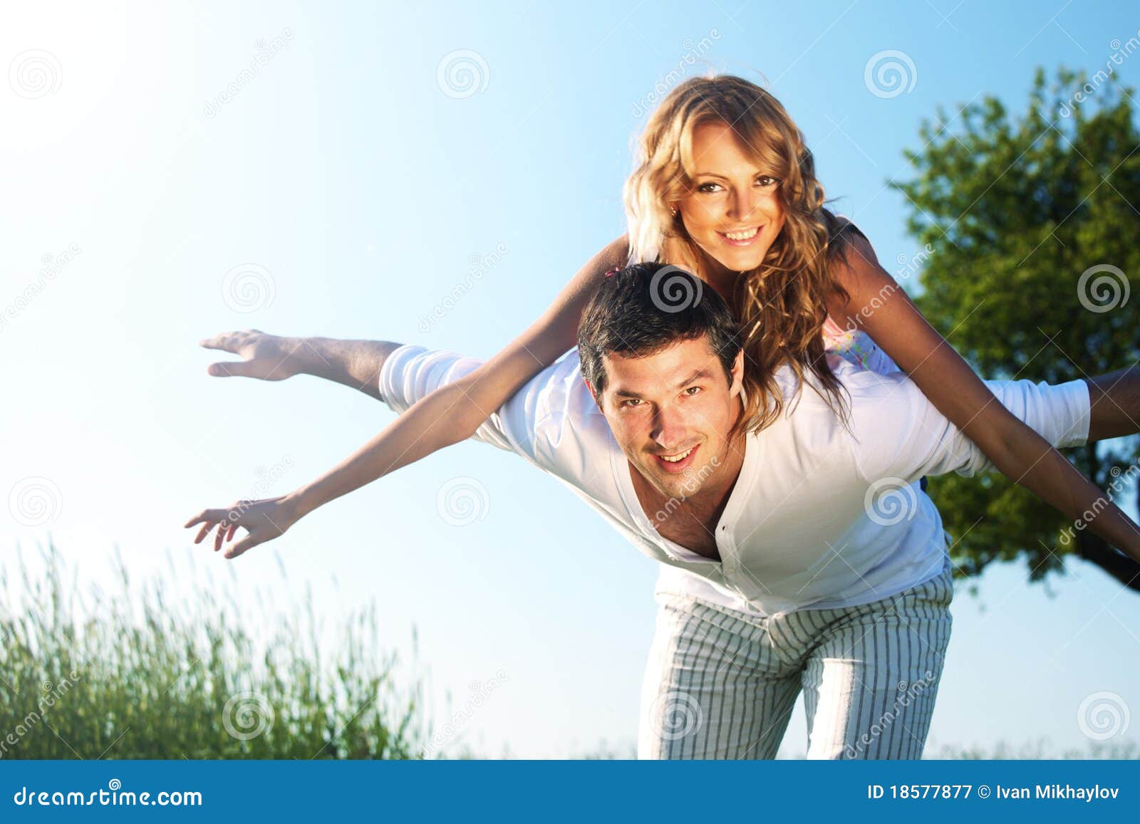 Feliz en amor imagen de archivo. Imagen de sonriente - 18577877