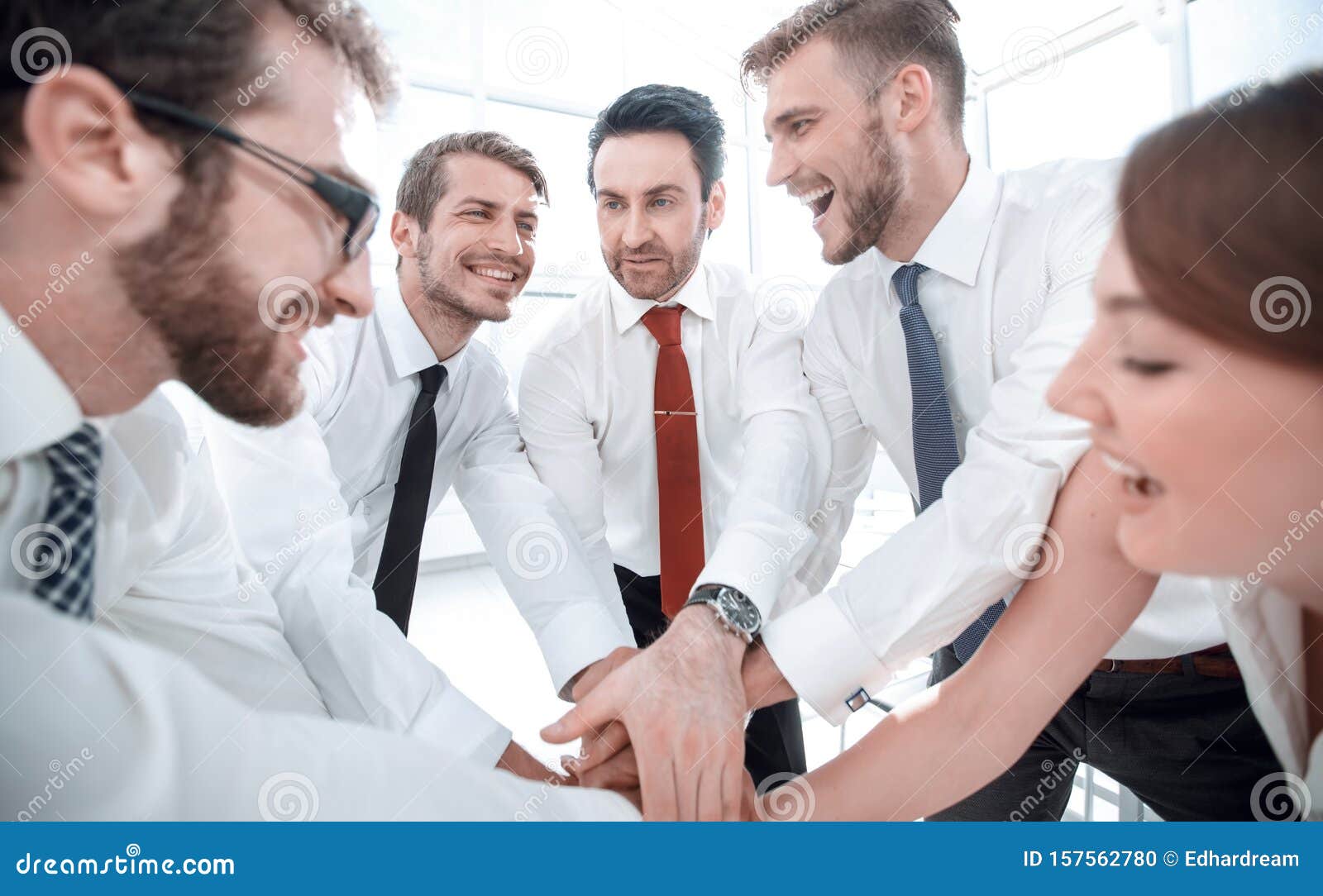 Feliz Equipo De Negocios Conecta Sus Manos Foto de archivo - Imagen de ...