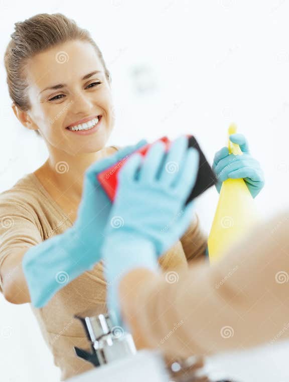 Feliz Jovem Dona De Casa Limpando Espelhos No Banheiro Imagem de Stock ... Feliz Jovem Dona De Casa Limpando Espelhos No Banheiro Imagem de Stock ...