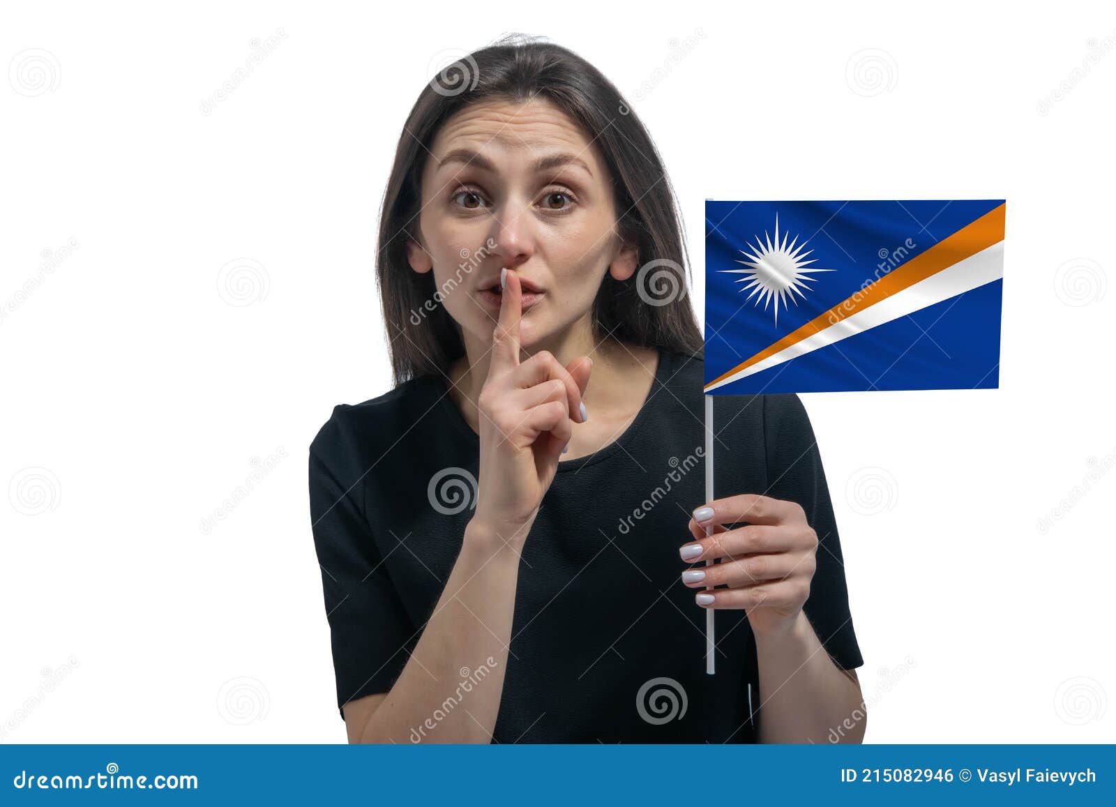 Feliz Joven Blanca Sosteniendo La Bandera De Las Islas Marshall Y ... Feliz Joven Blanca Sosteniendo La Bandera De Las Islas Marshall Y ...