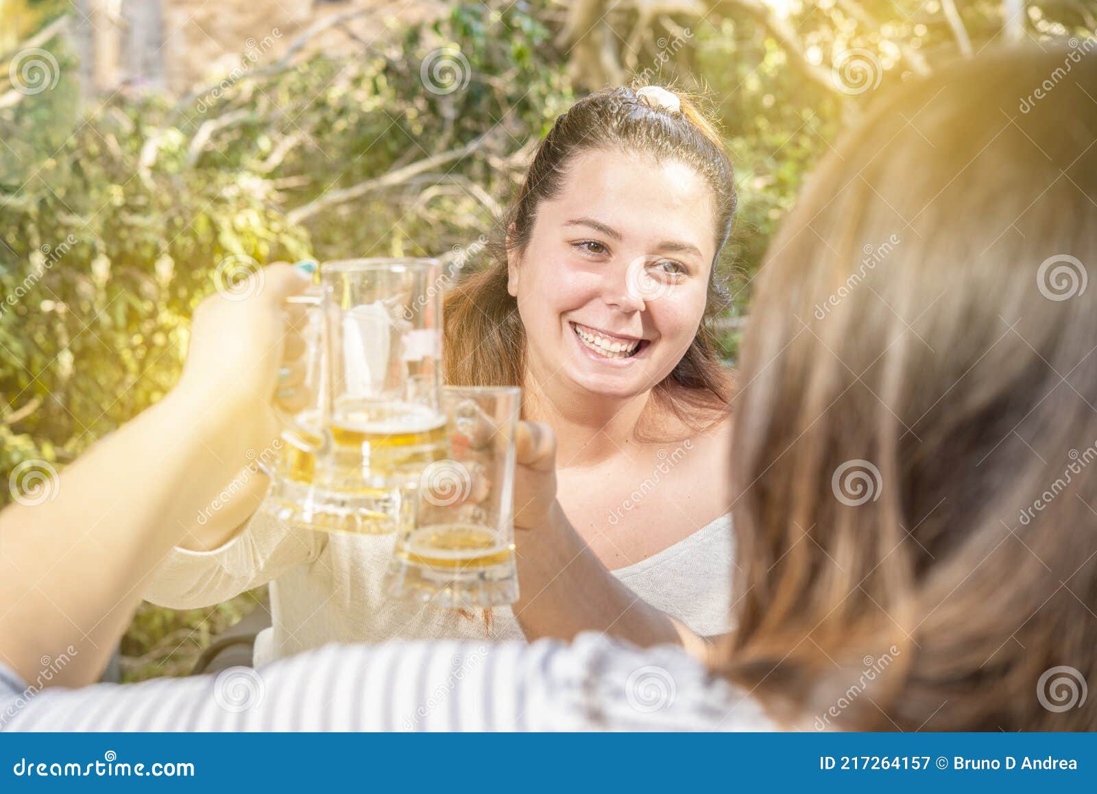 Feliz Joven Mujer Caucásica Sonriente Mejores Amigos Bebiendo Cerveza