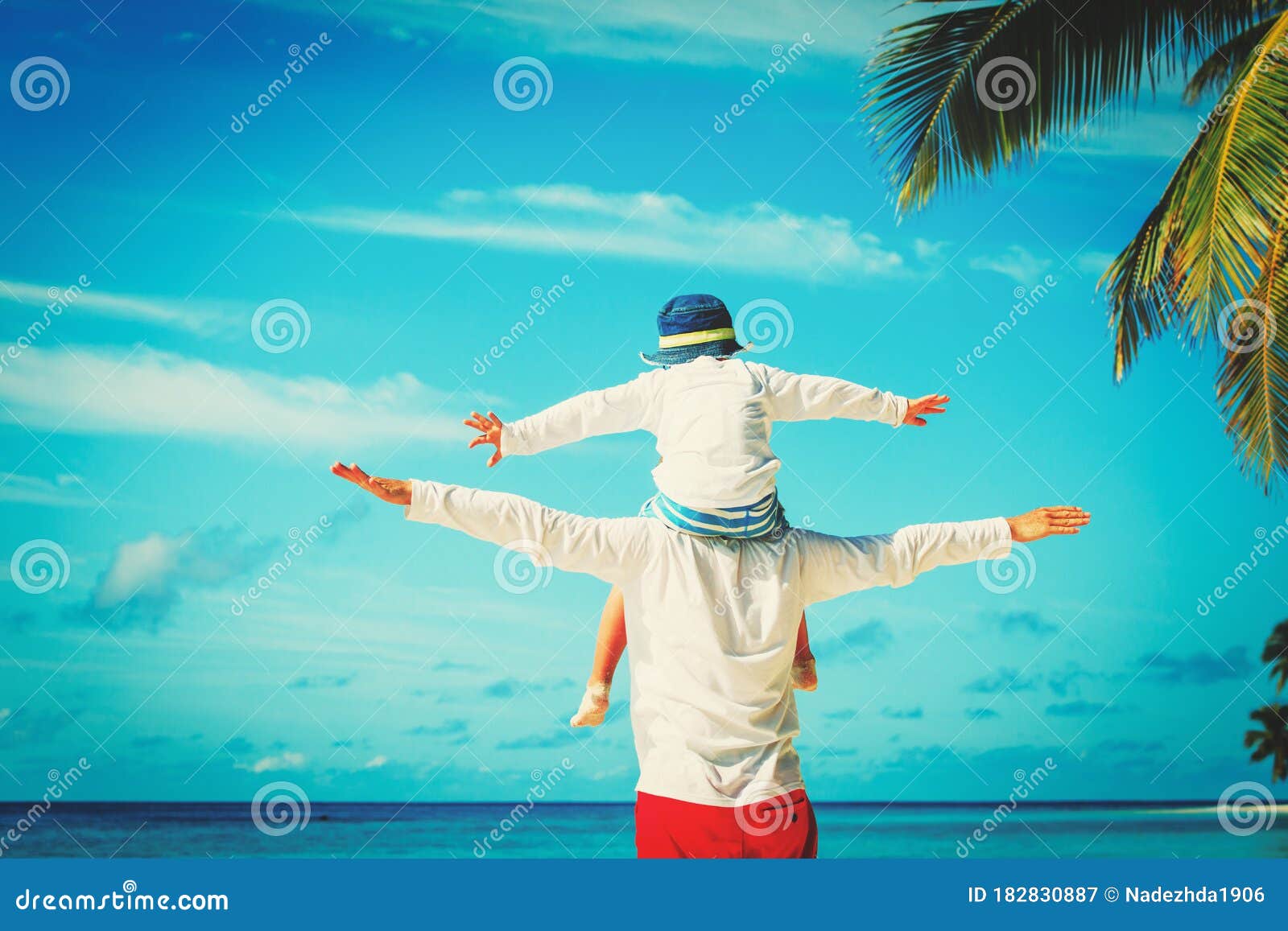 Feliz Pai E Filho Brincando No Mar Imagem De Stock Imagem De Junto