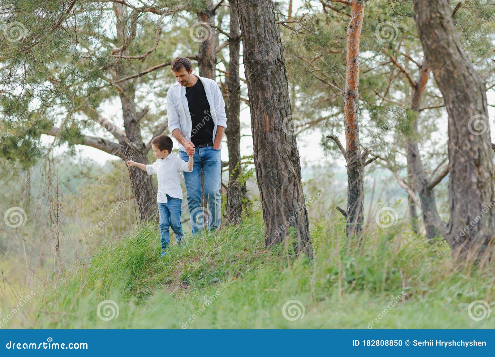 Feliz Pai E Filho Sentados No Parque Jovem Sorridente Passando Tempo