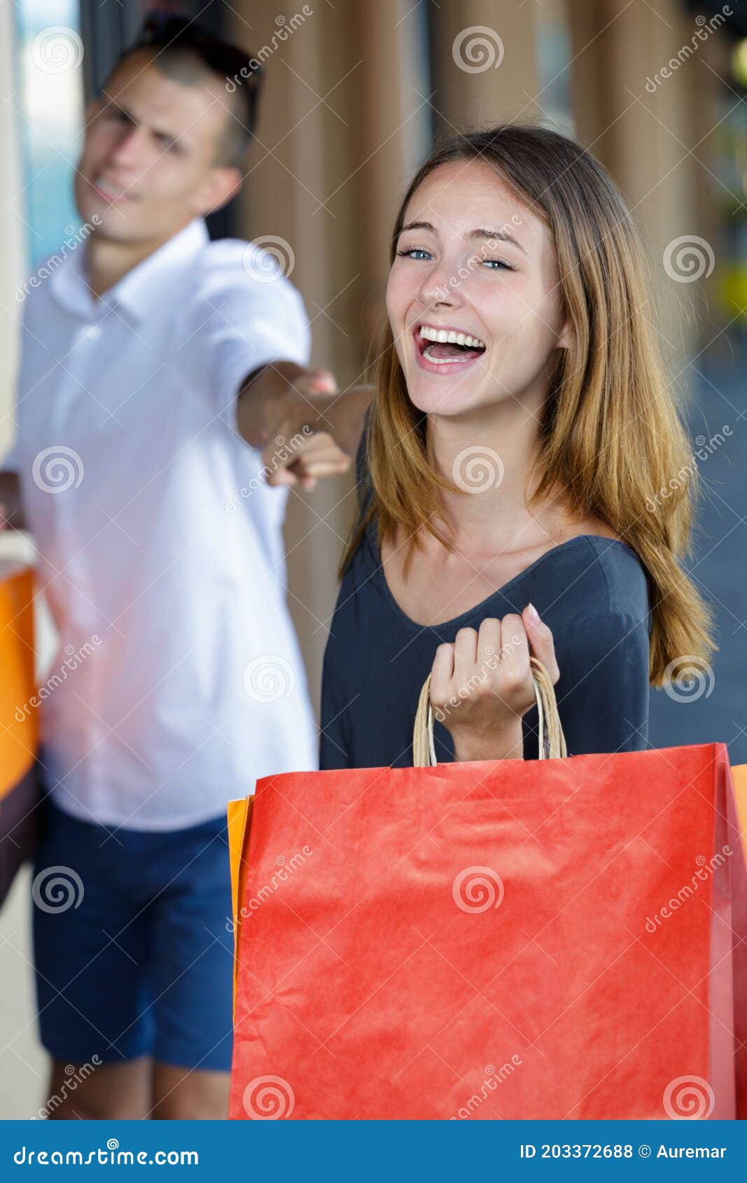 Feliz Pareja Caminando Y Haciendo Compras Foto de archivo - Imagen de ... Feliz Pareja Caminando Y Haciendo Compras Foto de archivo - Imagen de ...