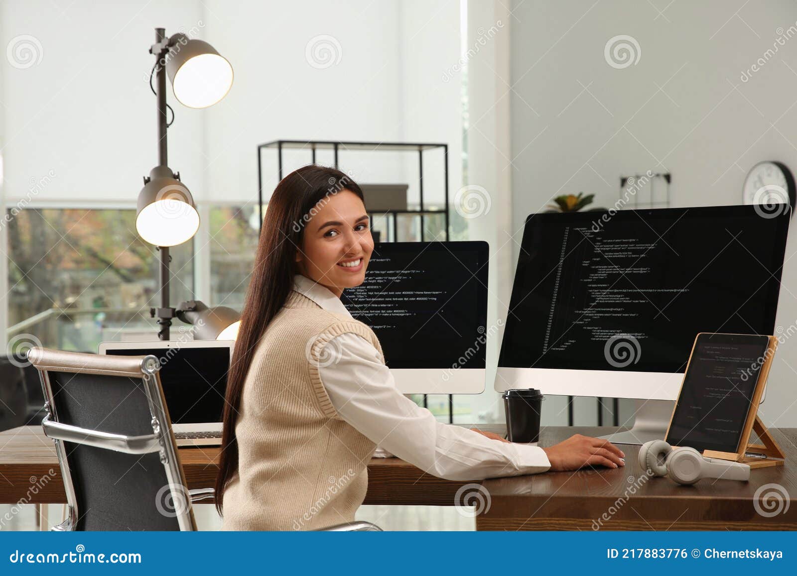 Feliz Programador Trabajando En Escritorio En Oficina Foto de archivo ...