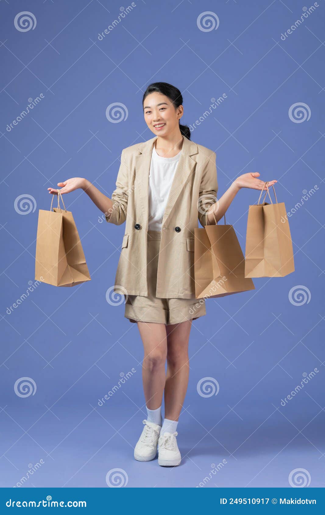 Feliz Saltando Chica Comprando Imagen de archivo - Imagen de estudiante ...