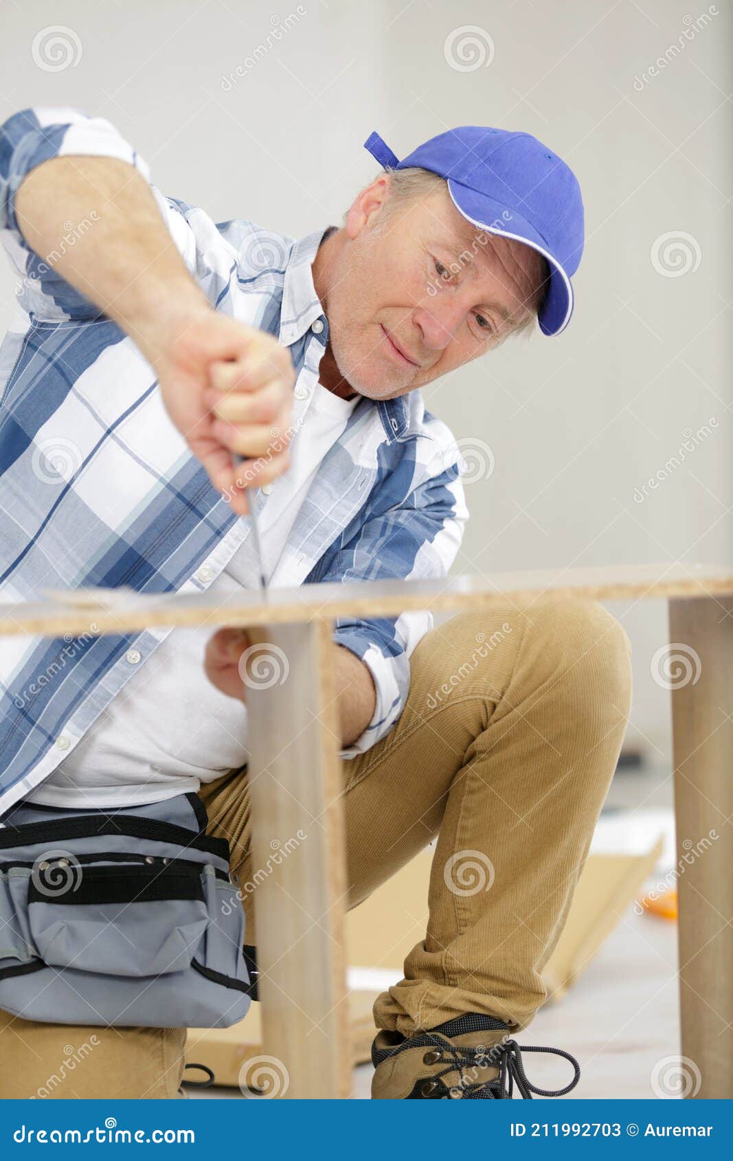 Feliz Senior Handyman Edificio Muebles Imagen de archivo - Imagen de ...