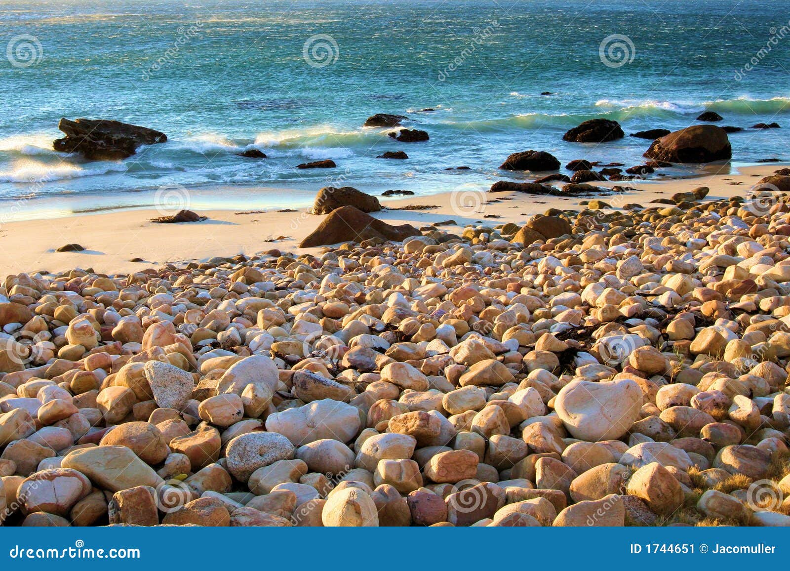 Felsiger Strand stockbild. Bild von ozean, grün, felsen - 1744651