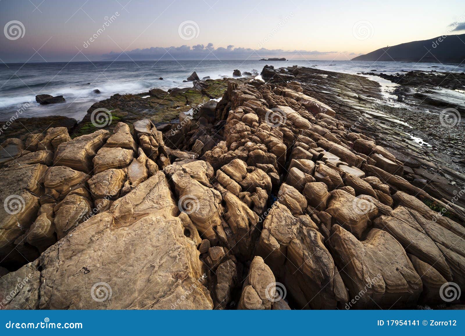 Felsiger Strand stockbild. Bild von farben, spanien, bewölkt - 17954141