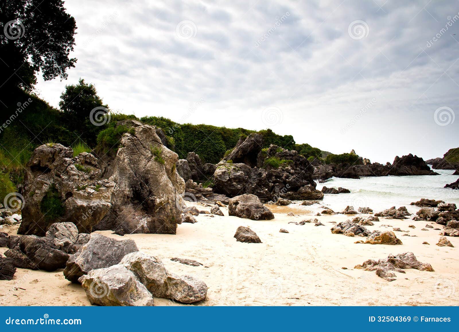 Felsiger Strand stockbild. Bild von sommer, küste, meer - 32504369