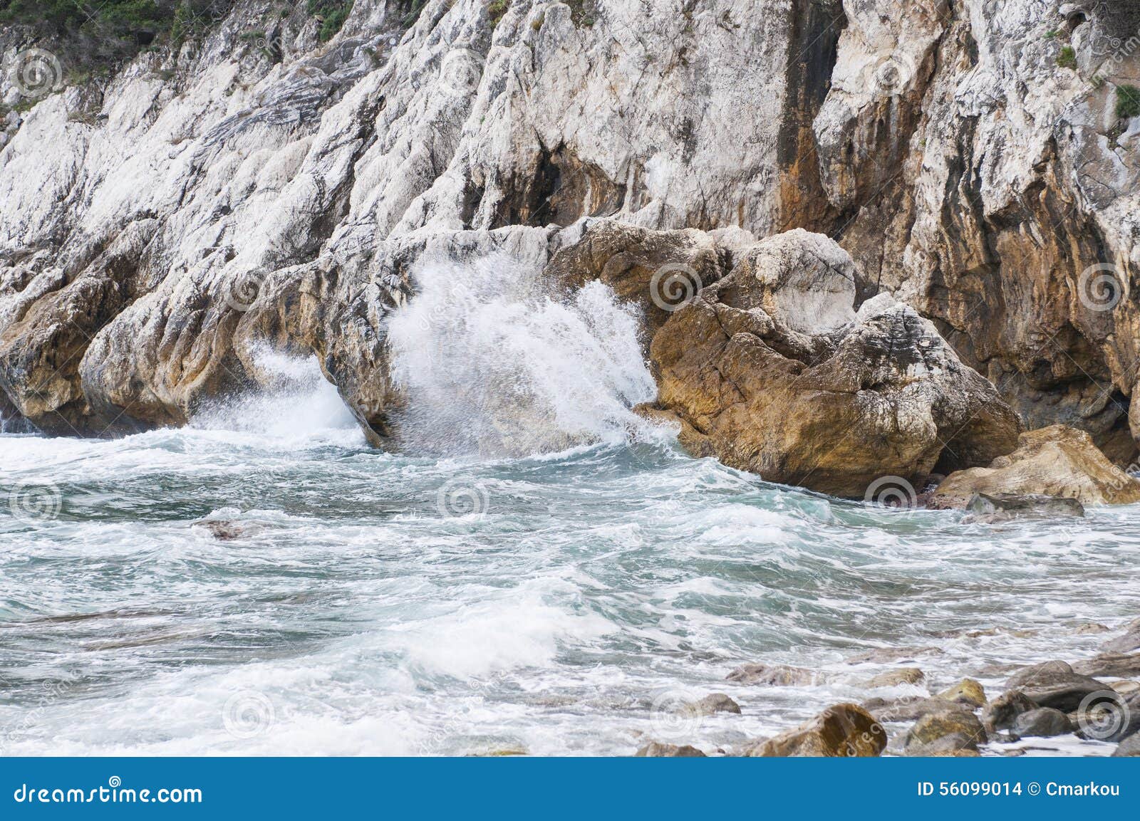 Felsiger Strand stockfoto. Bild von wellen, felsig, strand - 56099014