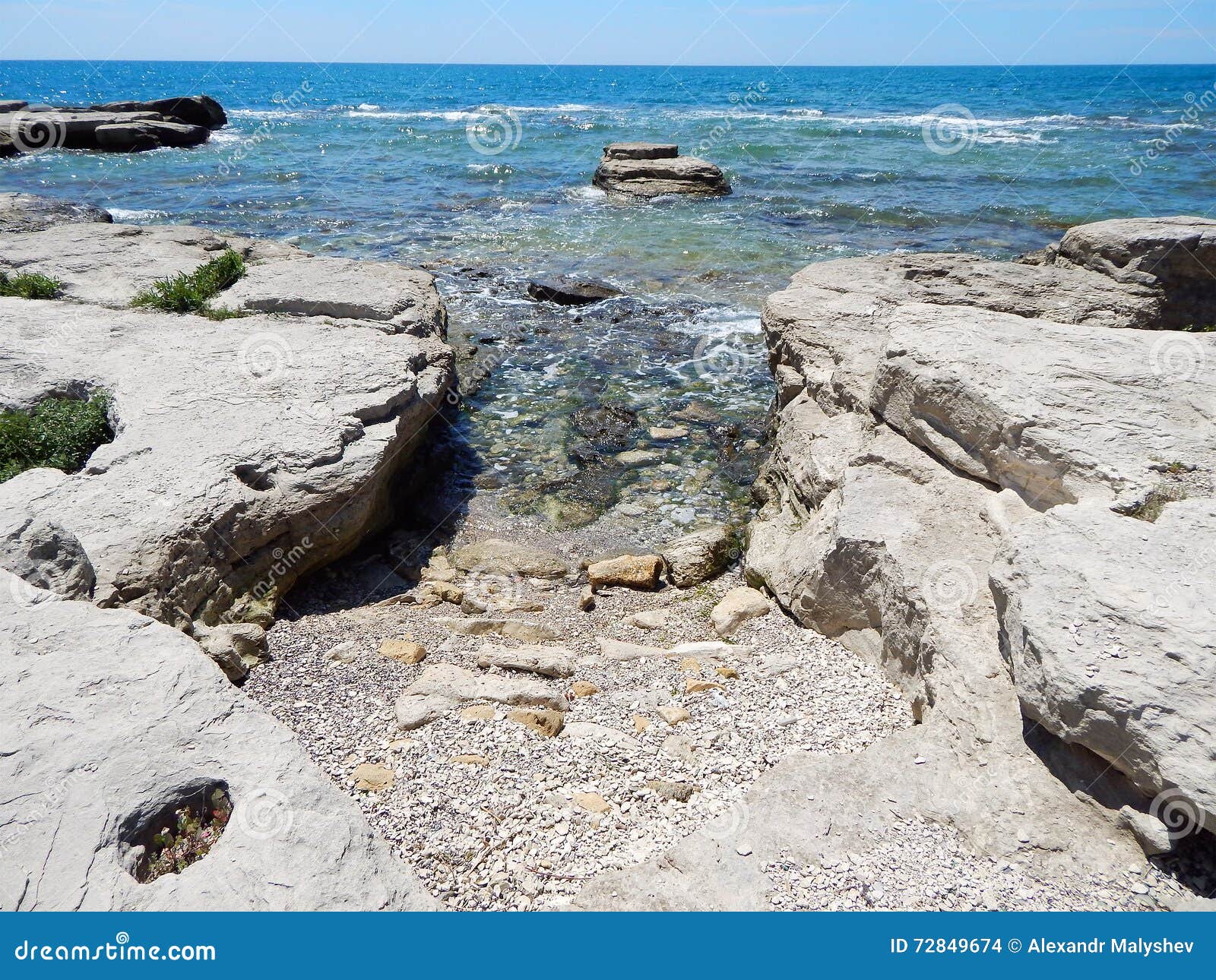 Felsiger Strand stockfoto. Bild von klippe, meer, sommer - 72849674