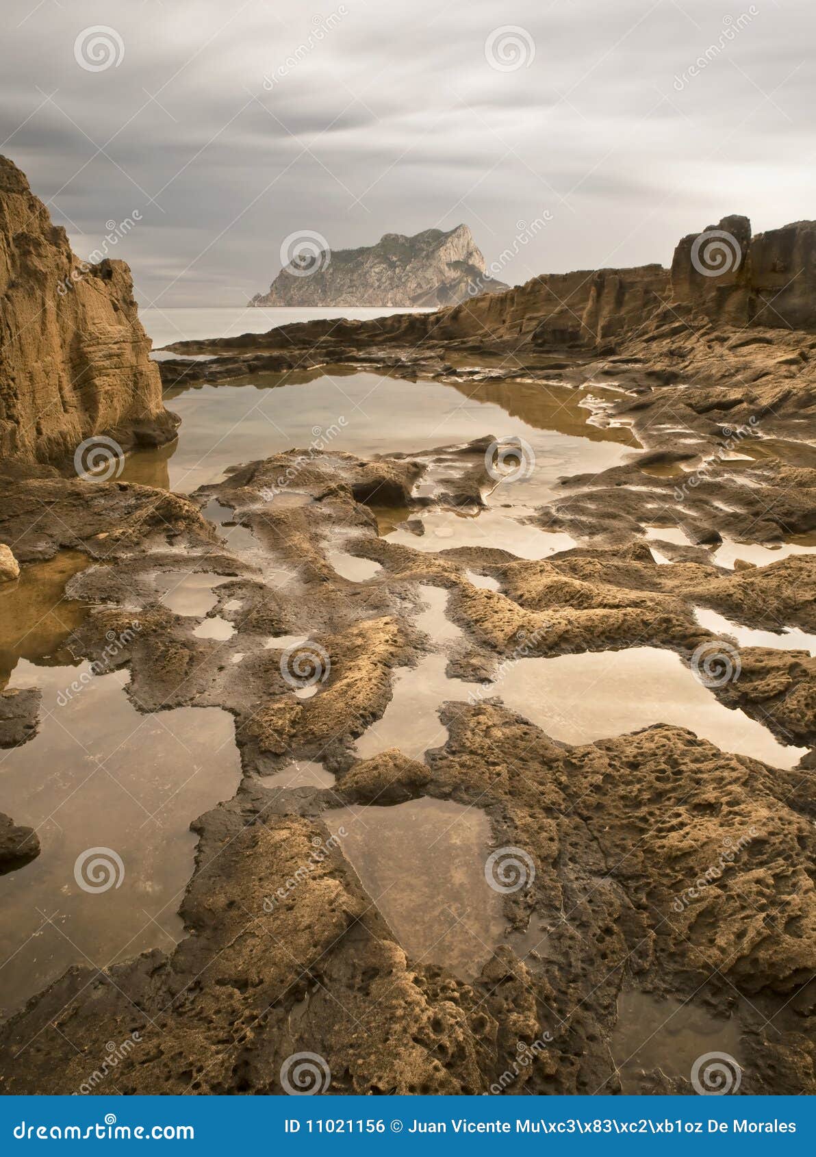 Felsiger Strand mit Pools stockfoto. Bild von orange - 11021156