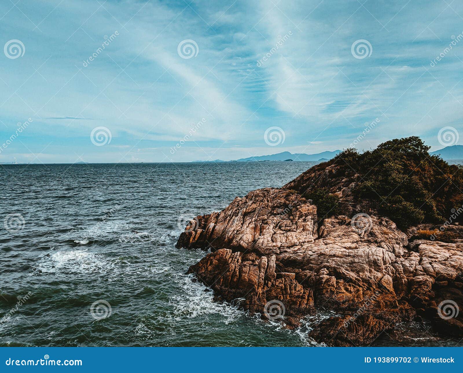Felsiger Strand Und Gewelltes Meer Stockfoto - Bild von hintergrund ...