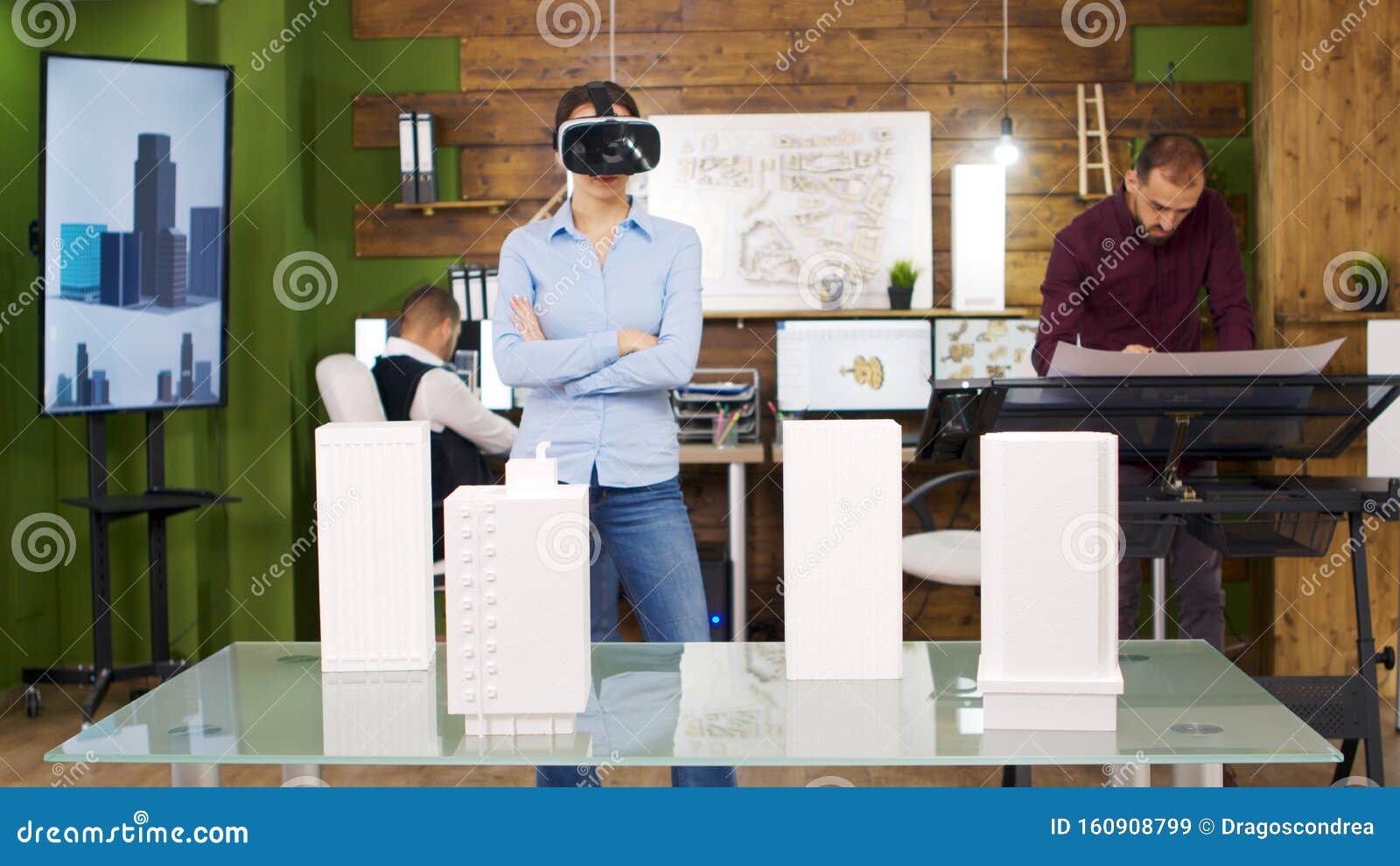 Female Architects Exploring Virtual Reality Project of Business ...