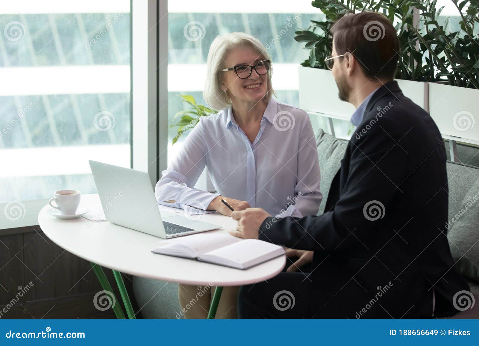 Female Boss Discusses Work Issues With Subordinate Stock Image Image Of Explain Meeting