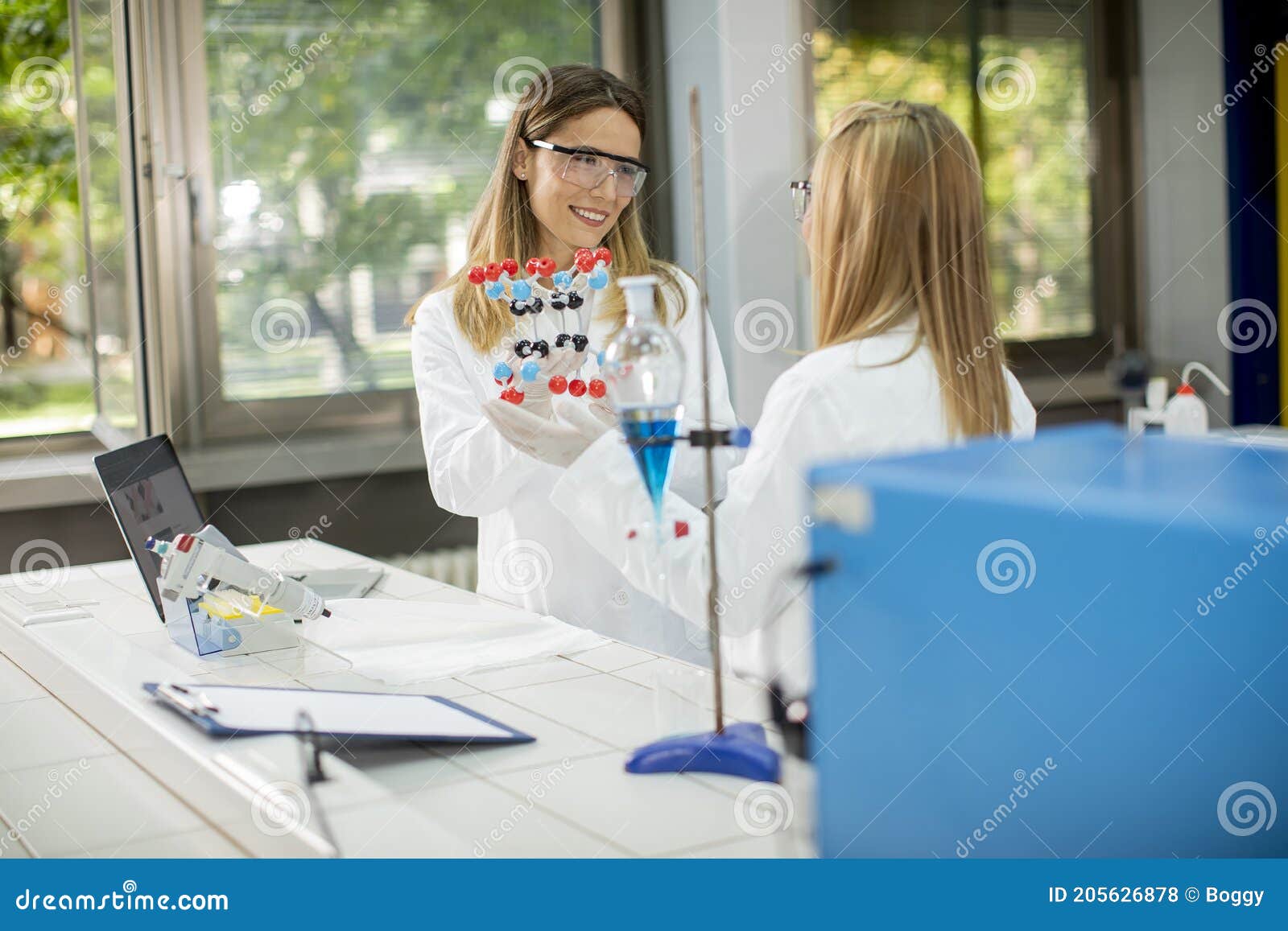 Female Chemists Hold Molecular Model in the Lab Stock Photo - Image of ...