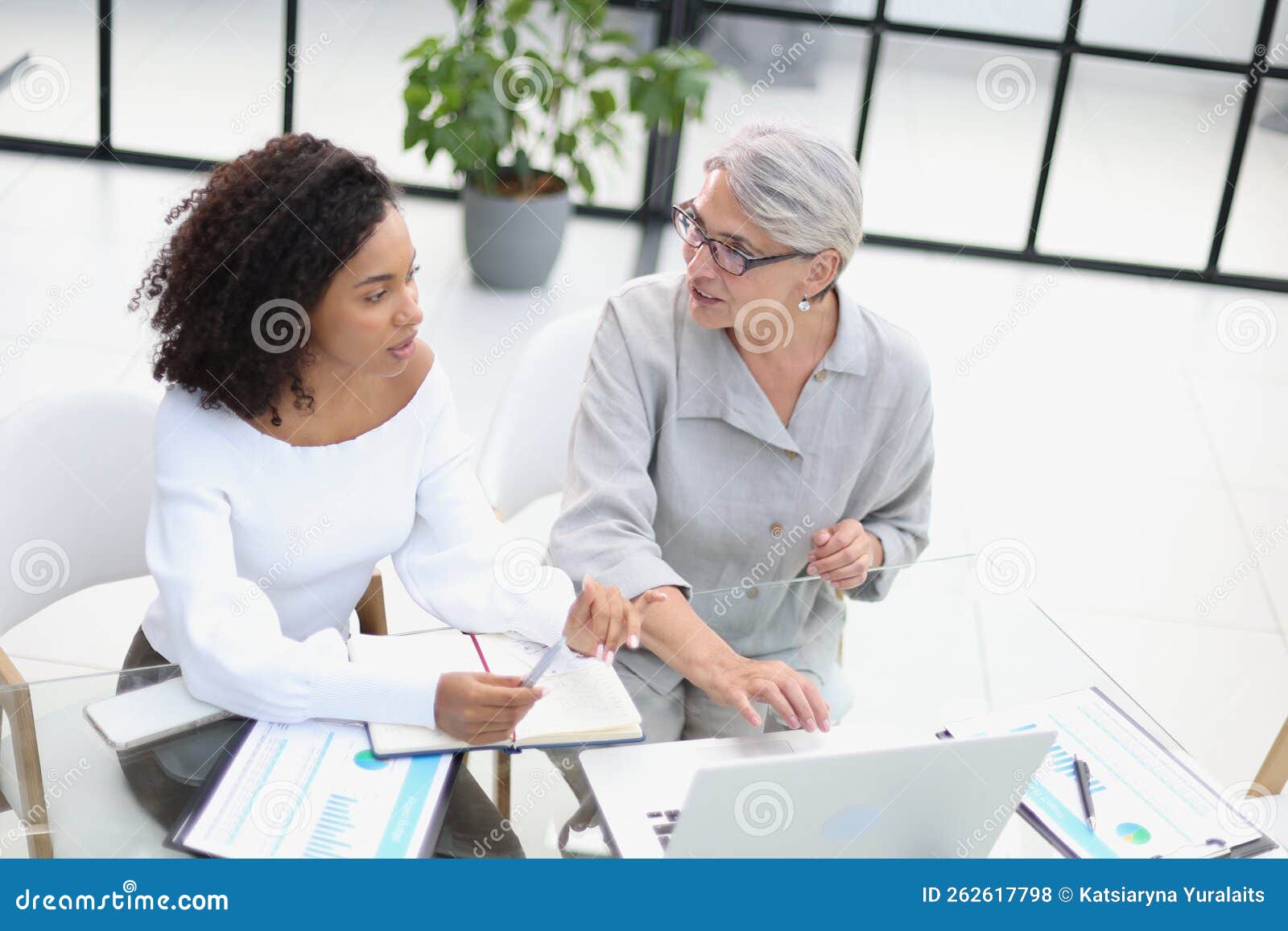 Female Colleagues Met in the Office Hall Discussing Work Issues Stock ...