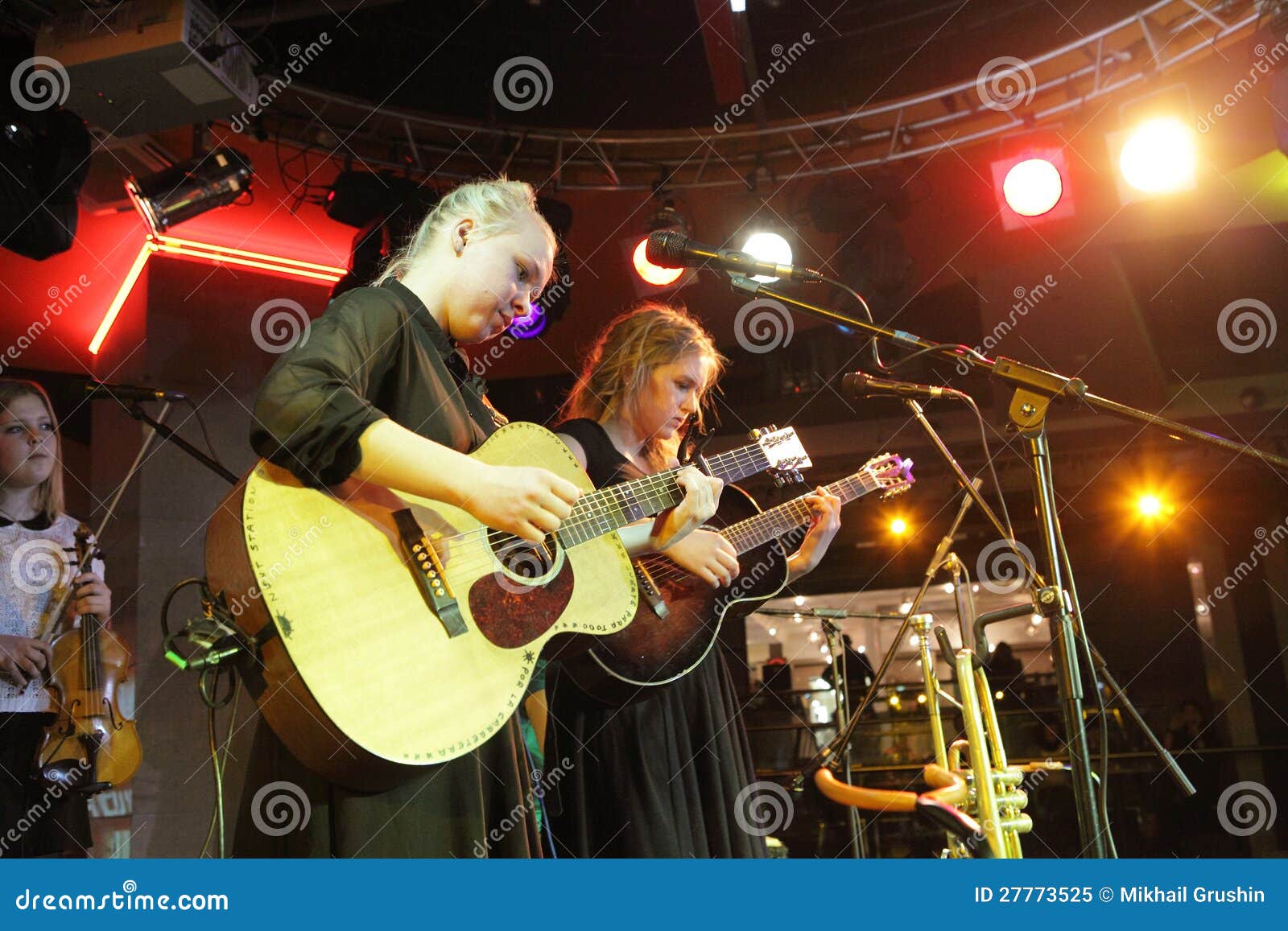 Female guitarists editorial image. Image of live, playing - 27773525