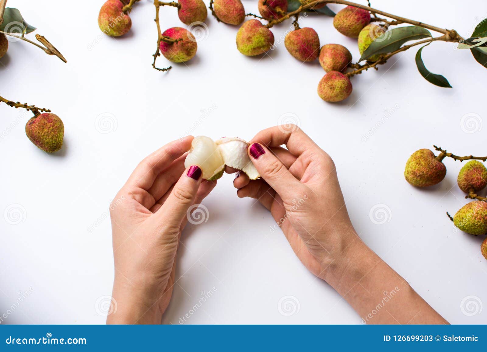 Female Hands Peeling Lychee Fruit Stock Image - Image of leaf, group ...