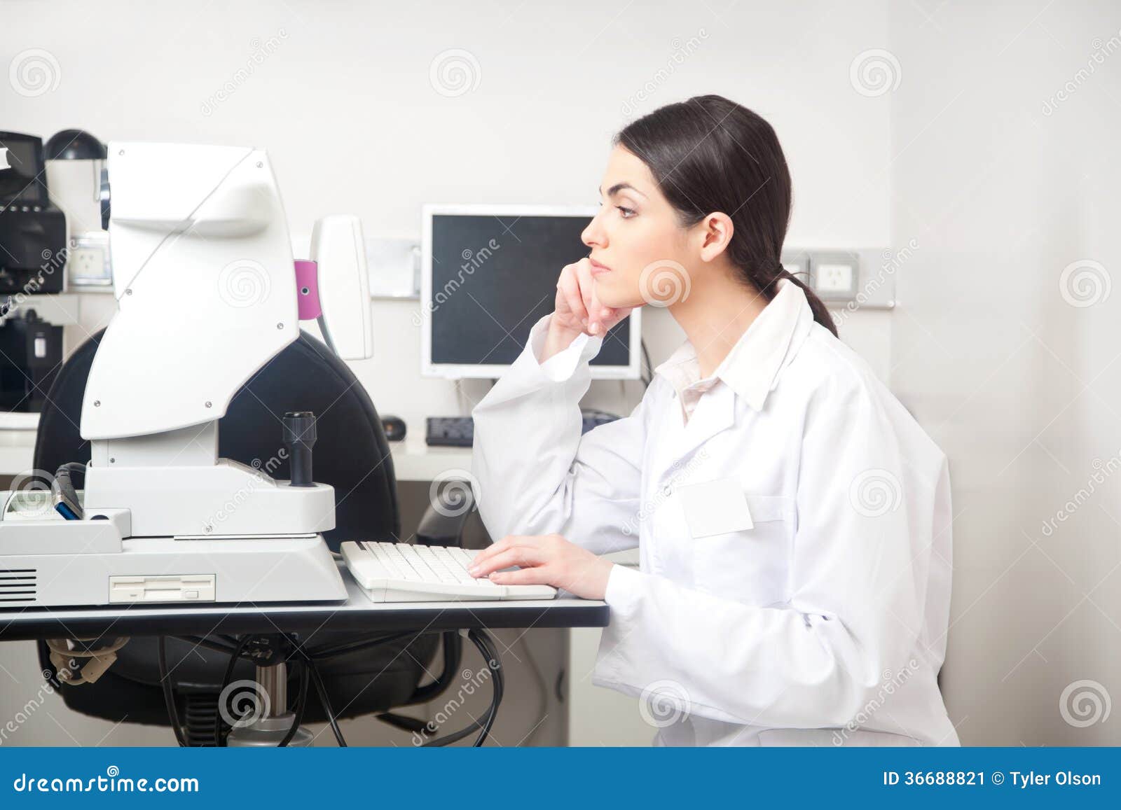 Female Optometrist in Clinic Stock Image - Image of optometry, coat ...