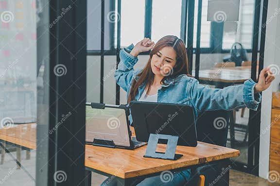 Female Programmers are Stretching Oneself and Relaxing after Working ...