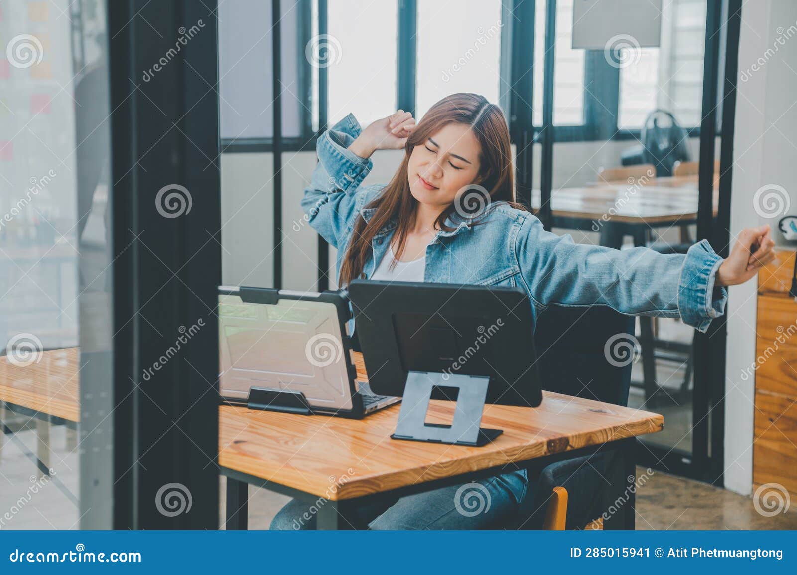 Female Programmers are Stretching Oneself and Relaxing after Working ...