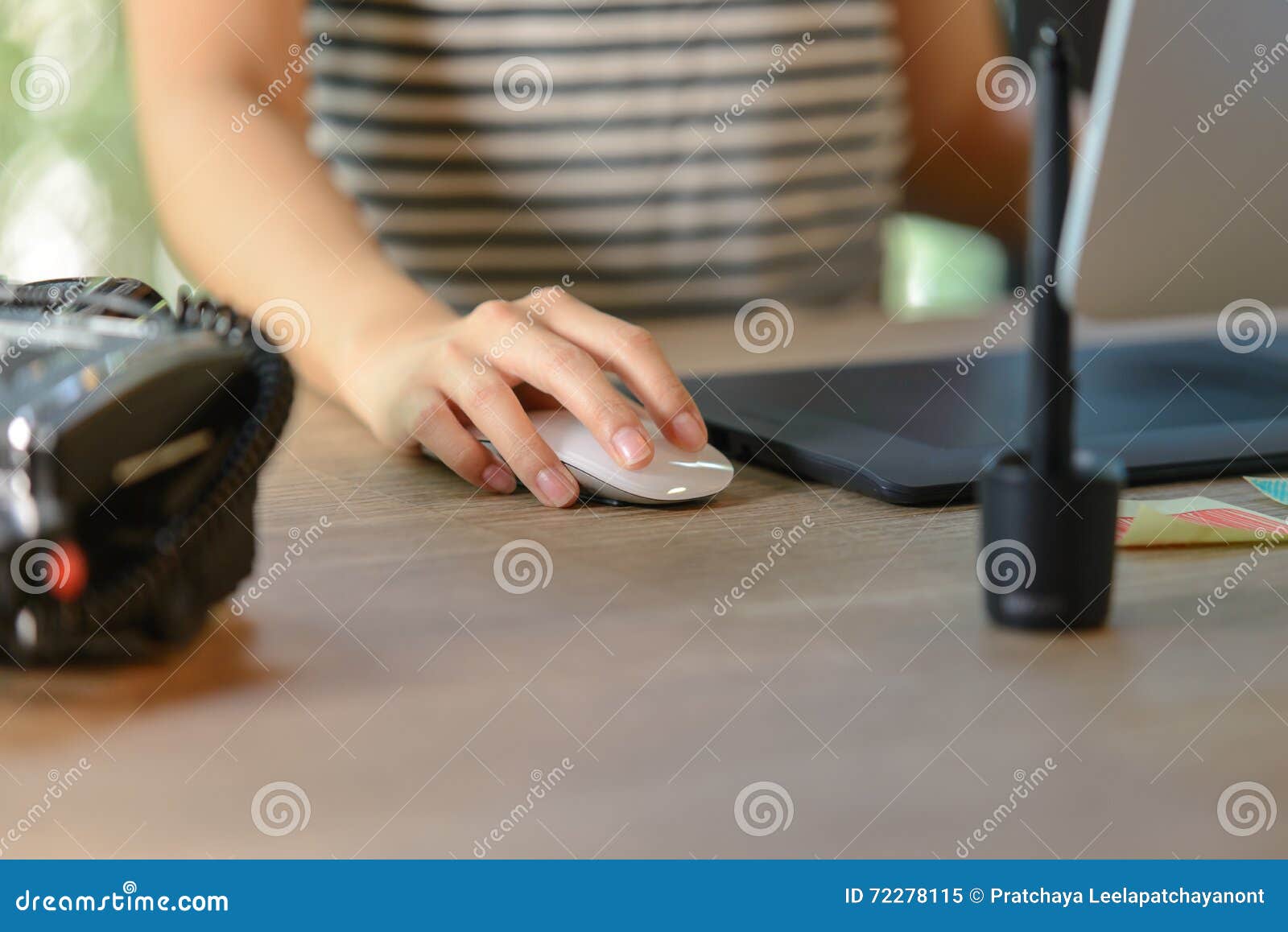 Female Right Hand Using Mouse Stock Photos - Free & Royalty-Free Stock ...