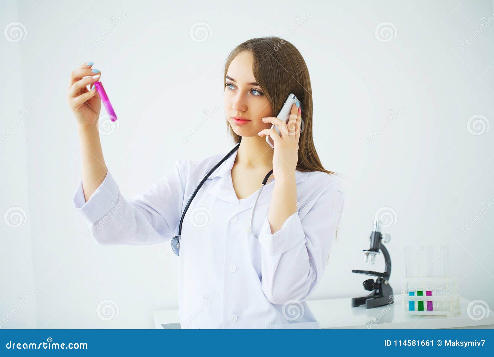 Female Scientific Research Team with Clear Solution in Laborator Stock ...