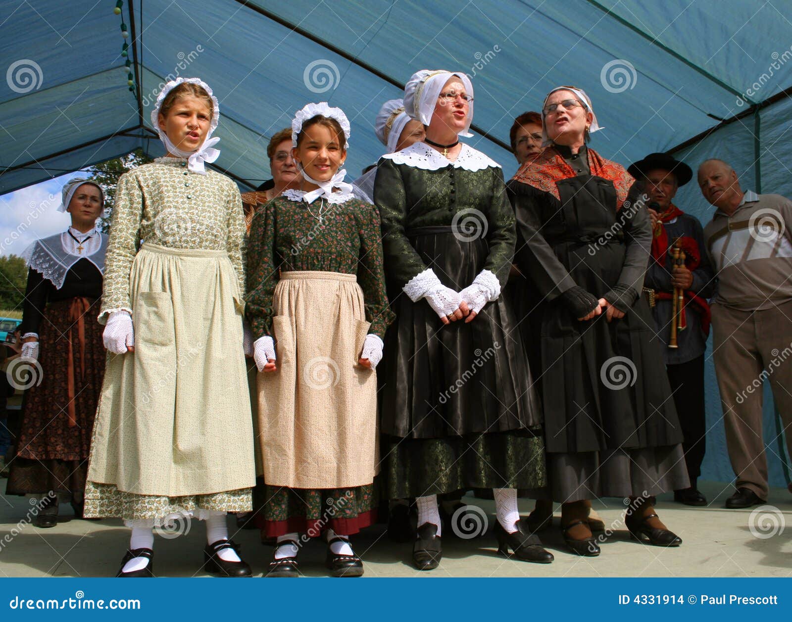 Female Singers in Traditional Clothes Editorial Stock Image - Image of ...