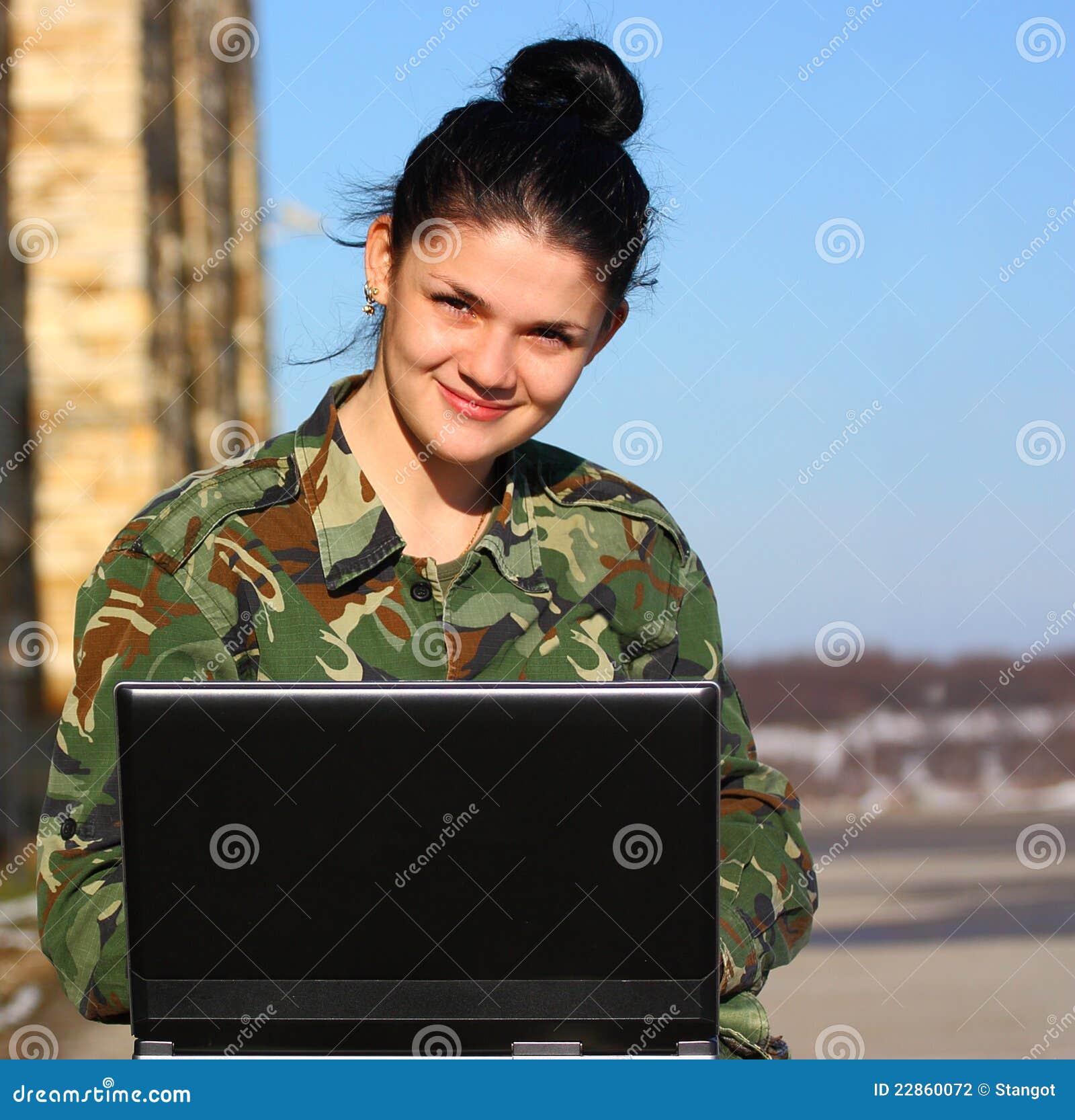 Wet Female Soldier Hold Rifle Machine Gun. Woman With Weapon Royalty ...
